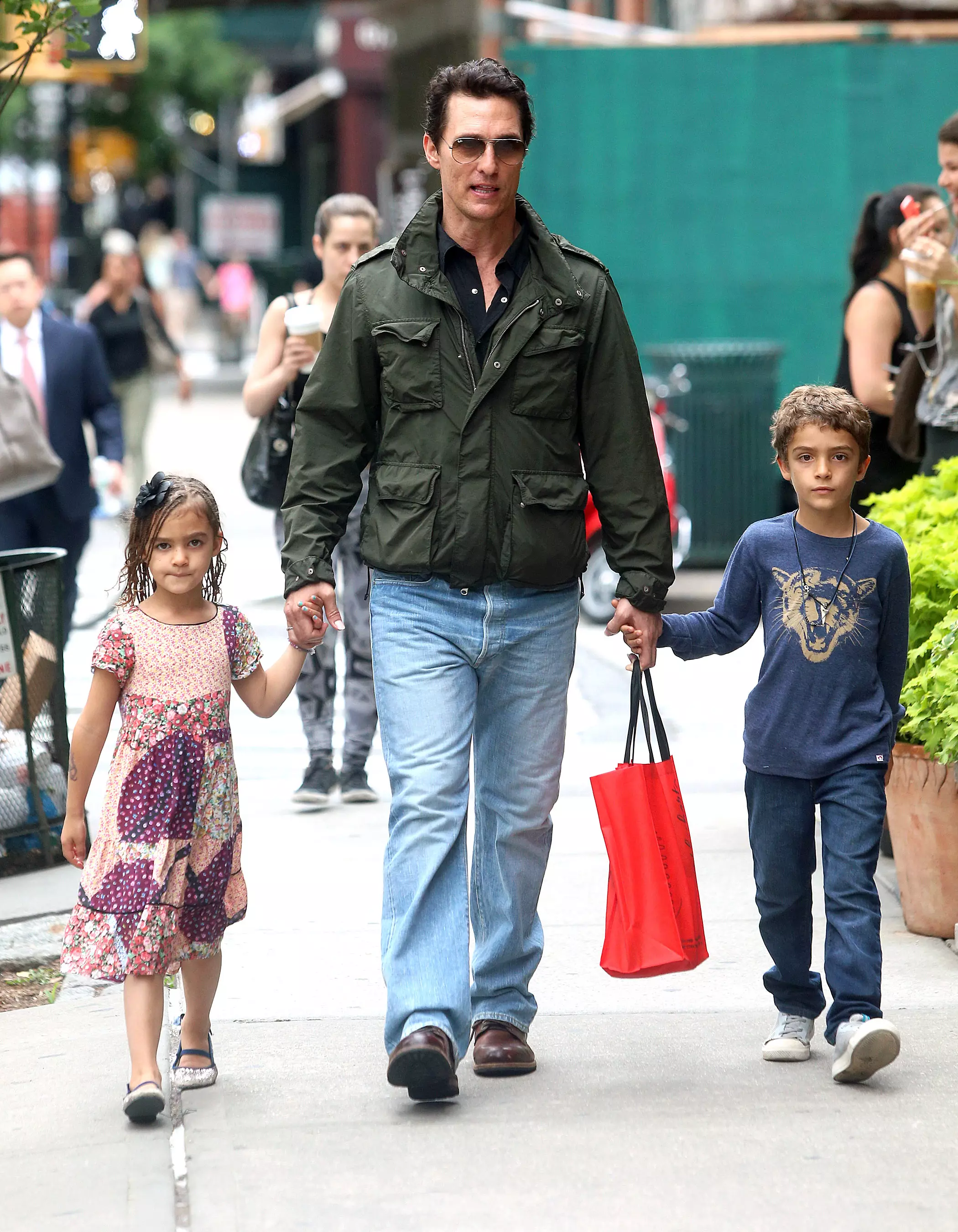 matthew-mcconaugheys-raras-fotos-de-3-hijos-con-esposa-camila