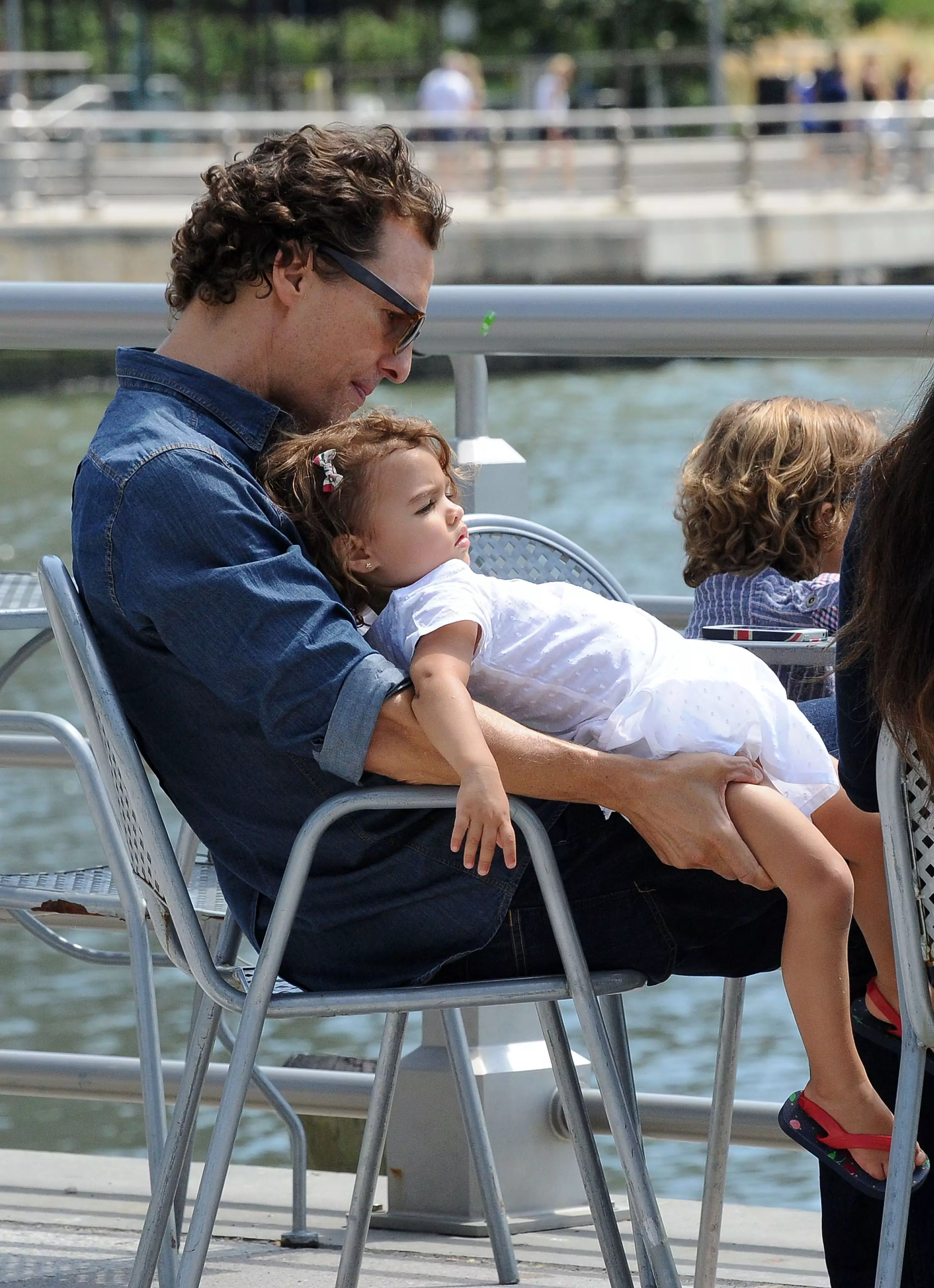 matthew-mcconaugheys-raras-fotos-de-3-hijos-con-esposa-camila