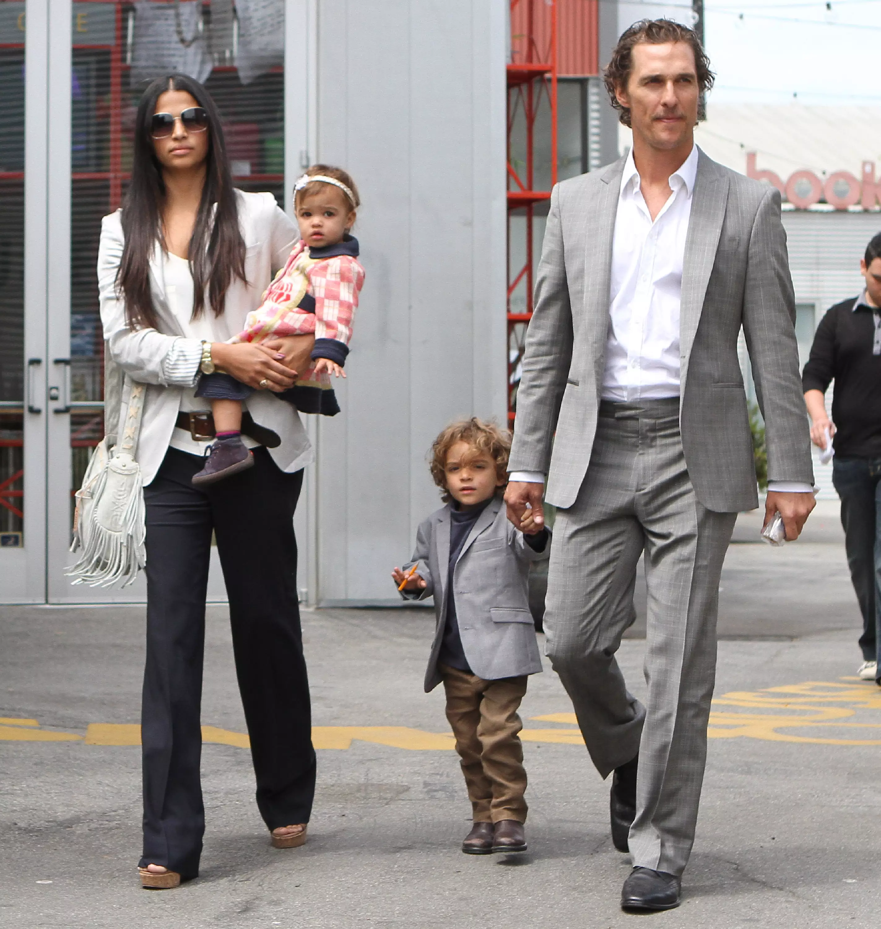 matthew-mcconaugheys-raras-fotos-de-3-hijos-con-esposa-camila