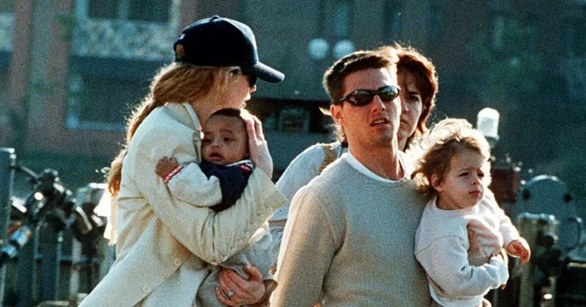 Foto Tom Cruise ak Nicole Kidman ak timoun Isabella ak Connor