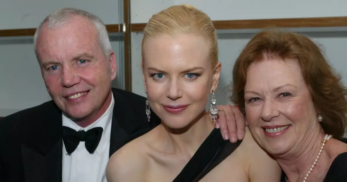 Nicole Kidman-en seme-alabek "rally" lagundu zioten bere aitaren heriotzaren ondoren