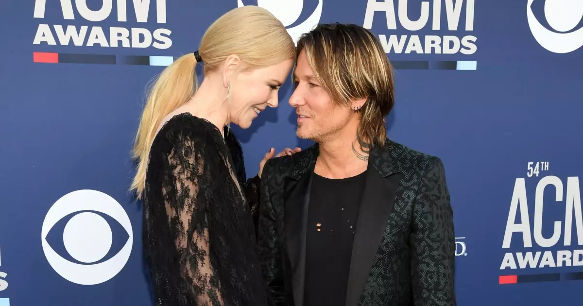 Nicole Kidman siger, at Keith Urban er 'så støttende' på ACM Red Carpet