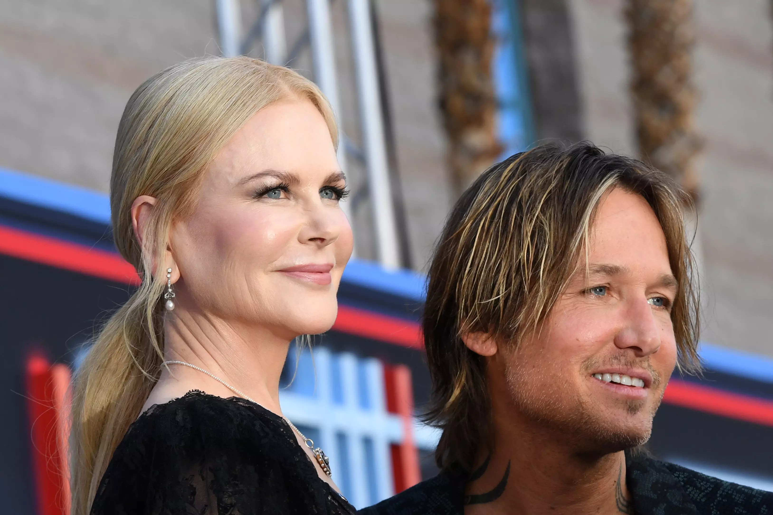 Sebini sa Australia Keith Urban (R) le mosali oa hae setšoantšisi sa Australia Nicole Kidman ba fihla bakeng sa Likhau tsa 54th Academy of Country Music Awards.