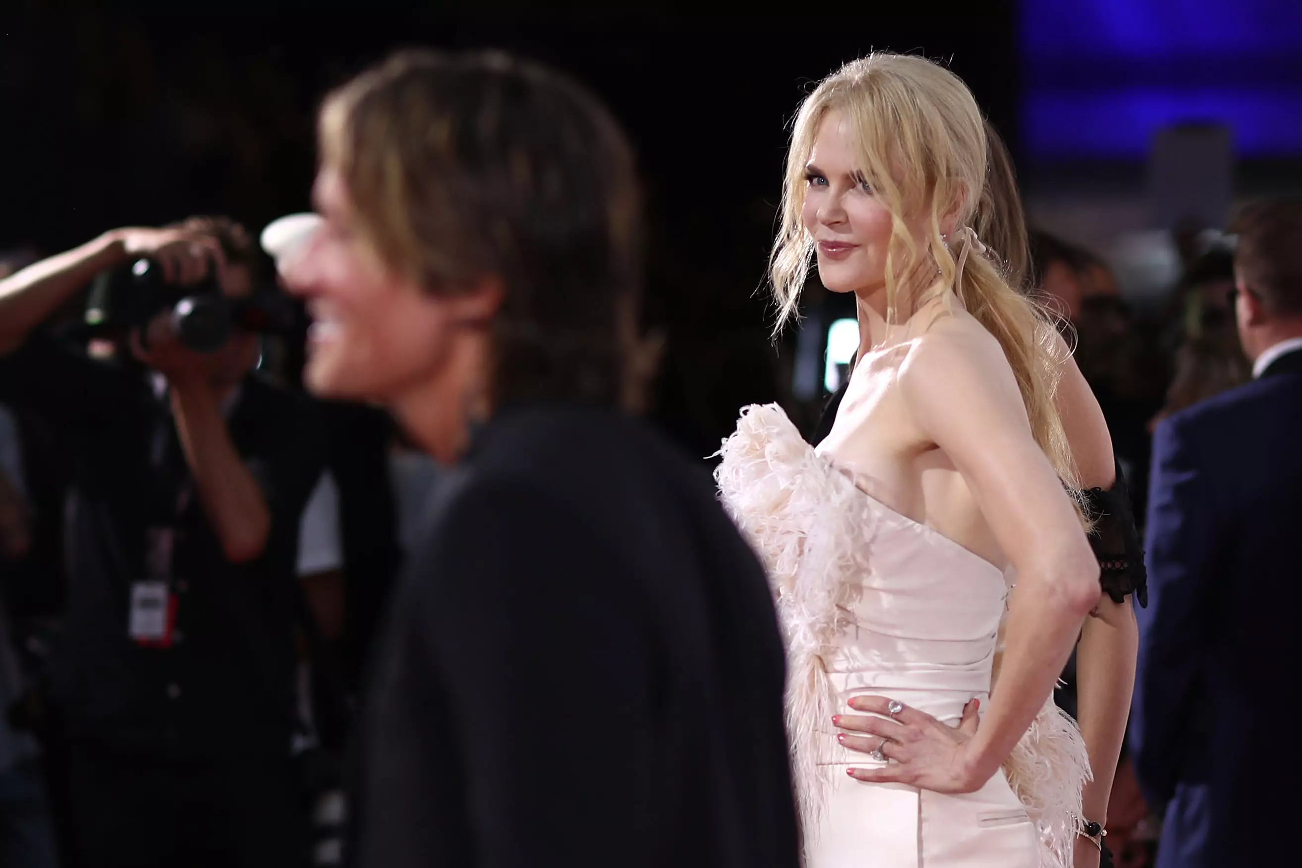 nicole-Kidman-creme-rožinė-plunksnų-kelnių kostiumas-keith-urban-aria-awards