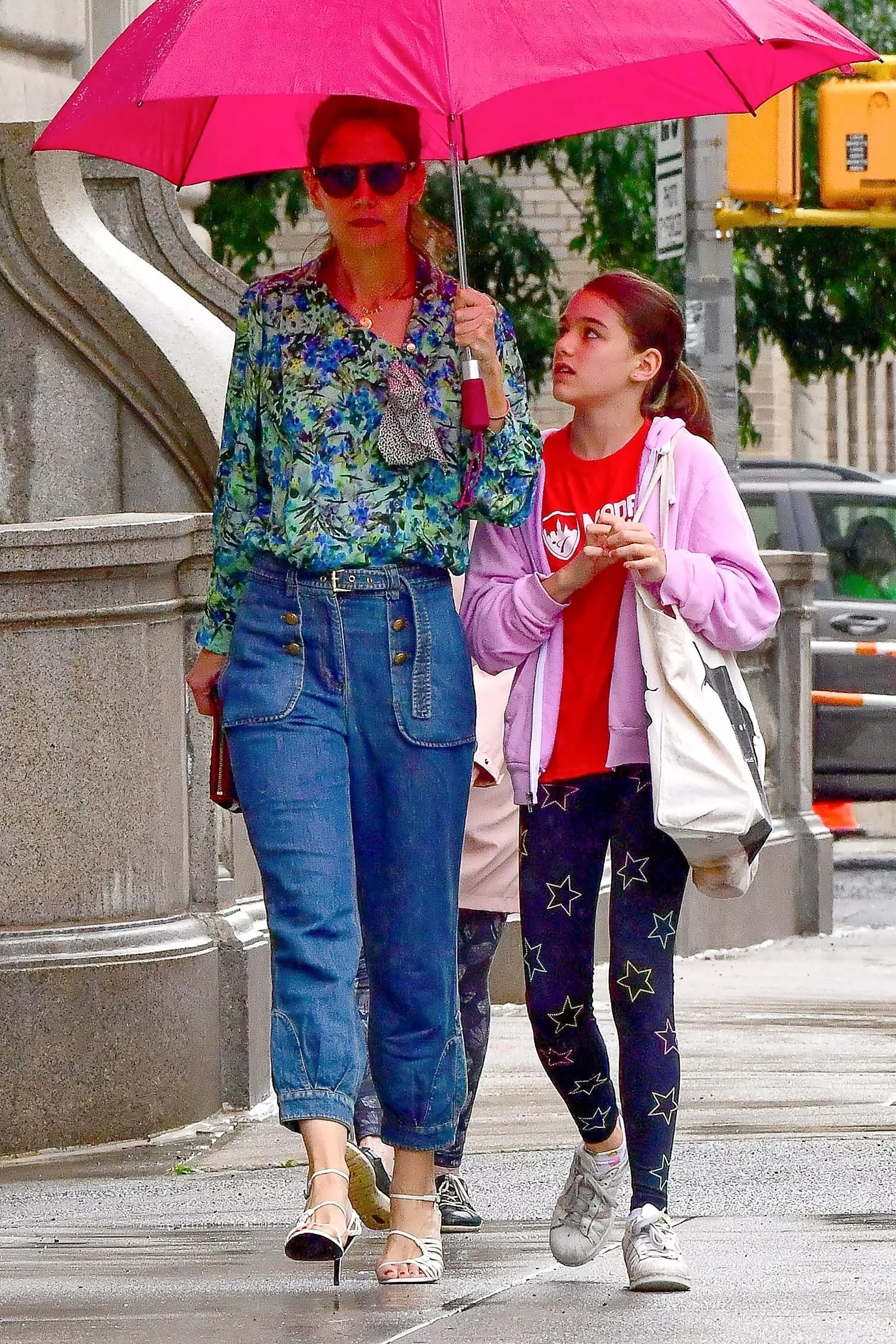 katie-holmes-suri-cruise-spotted-op-verreenten-kaffi-run-an-new-york-city