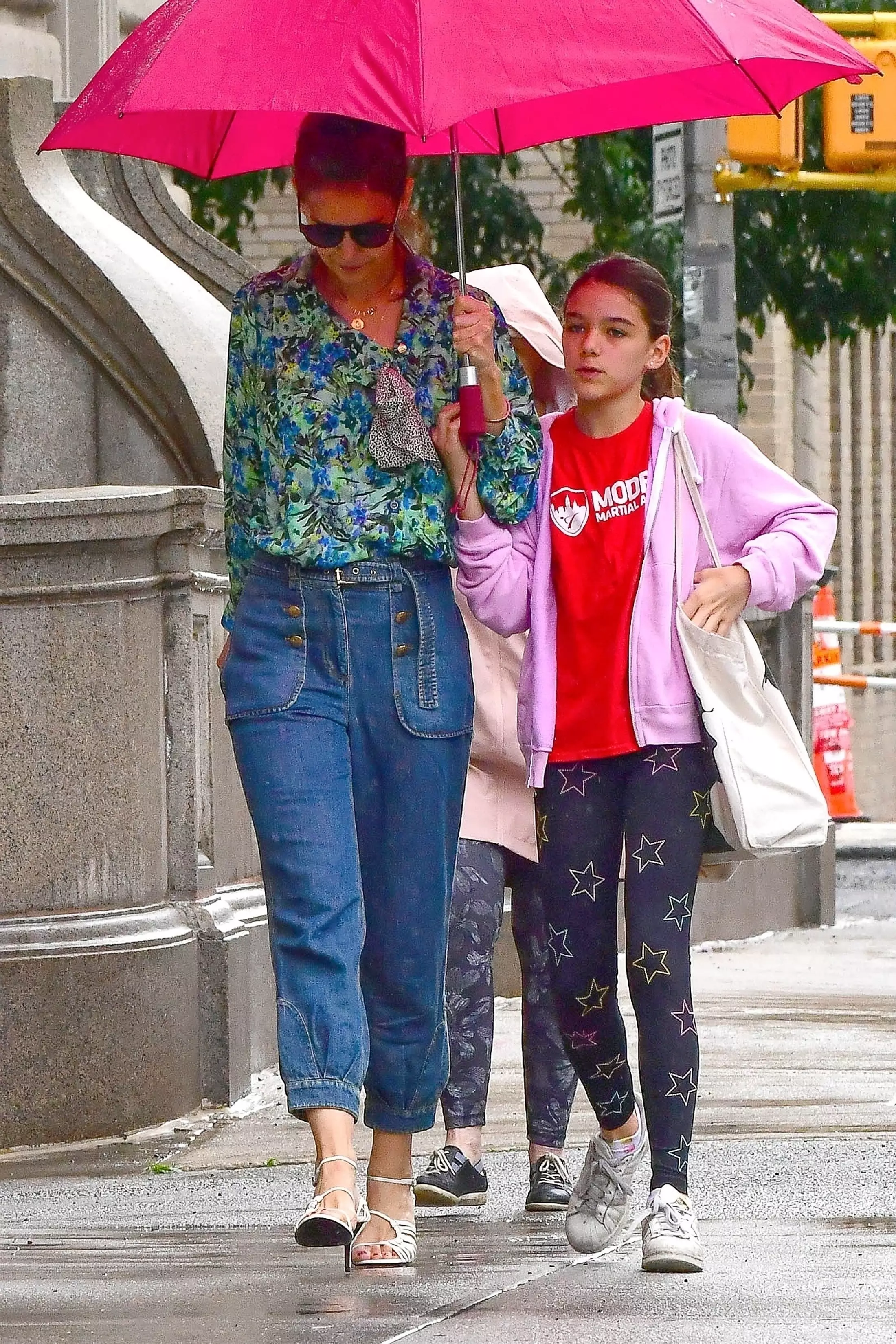 katie-holmes-suri-cruise-spotted-op-verreenten-kaffi-run-an-new-york-city