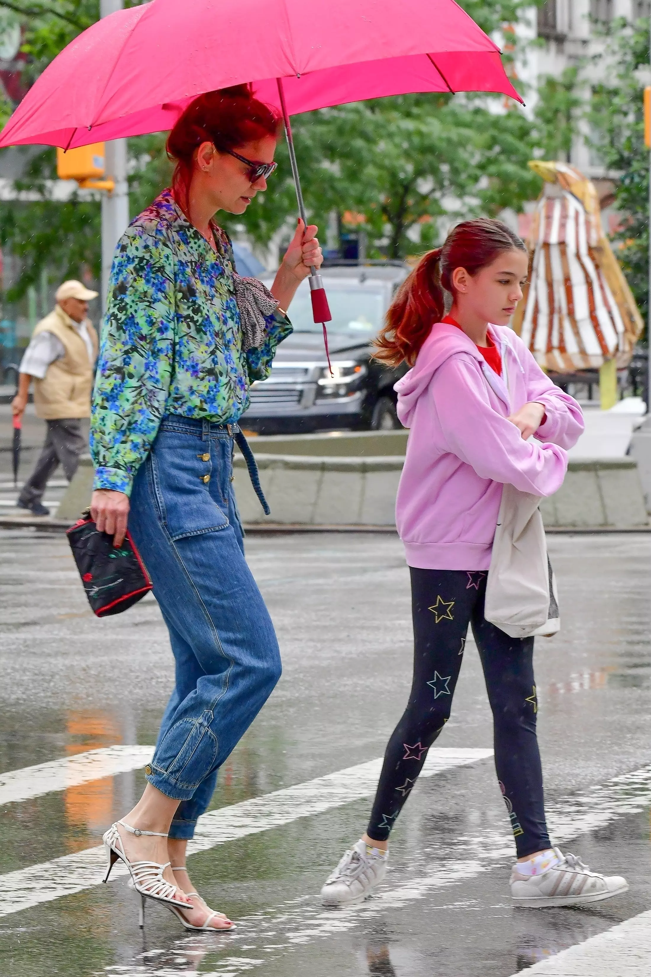 katie-holmes-suri-cruise-spotted-op-verreenten-kaffi-run-an-new-york-city