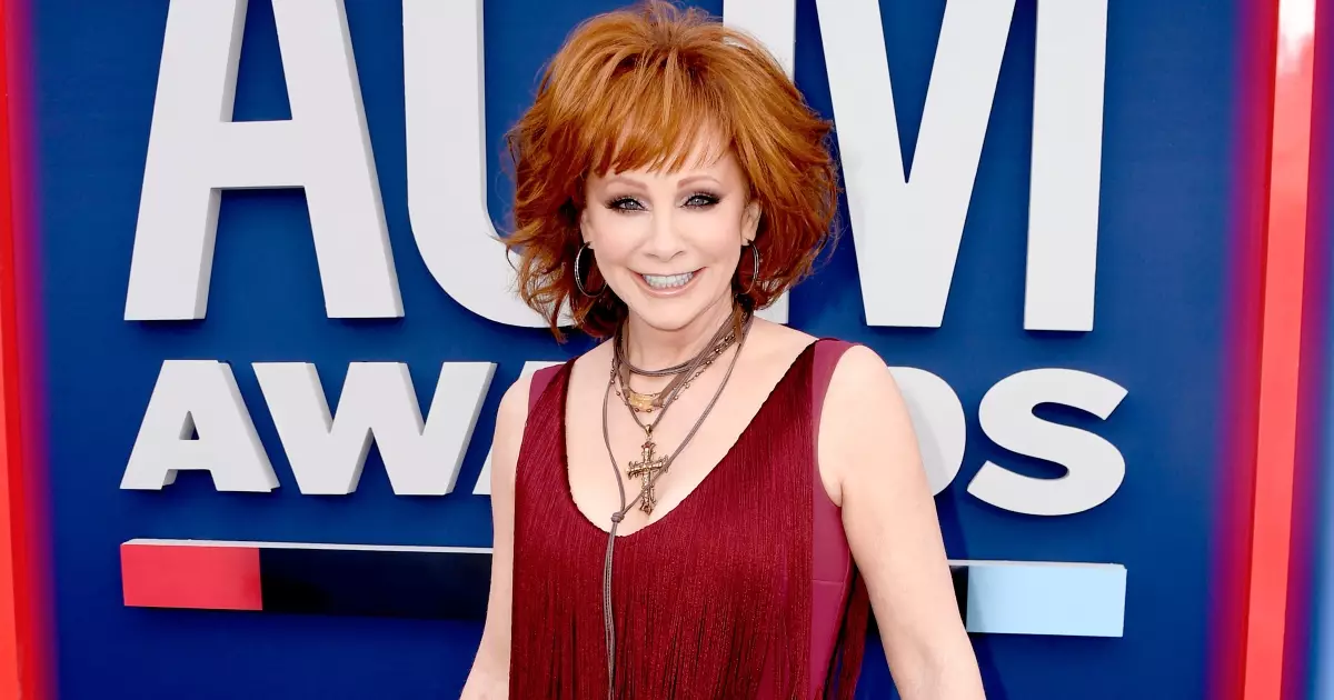 De stylevolúsje fan Reba McEntire troch de jierren: Sjoch bêste outfits