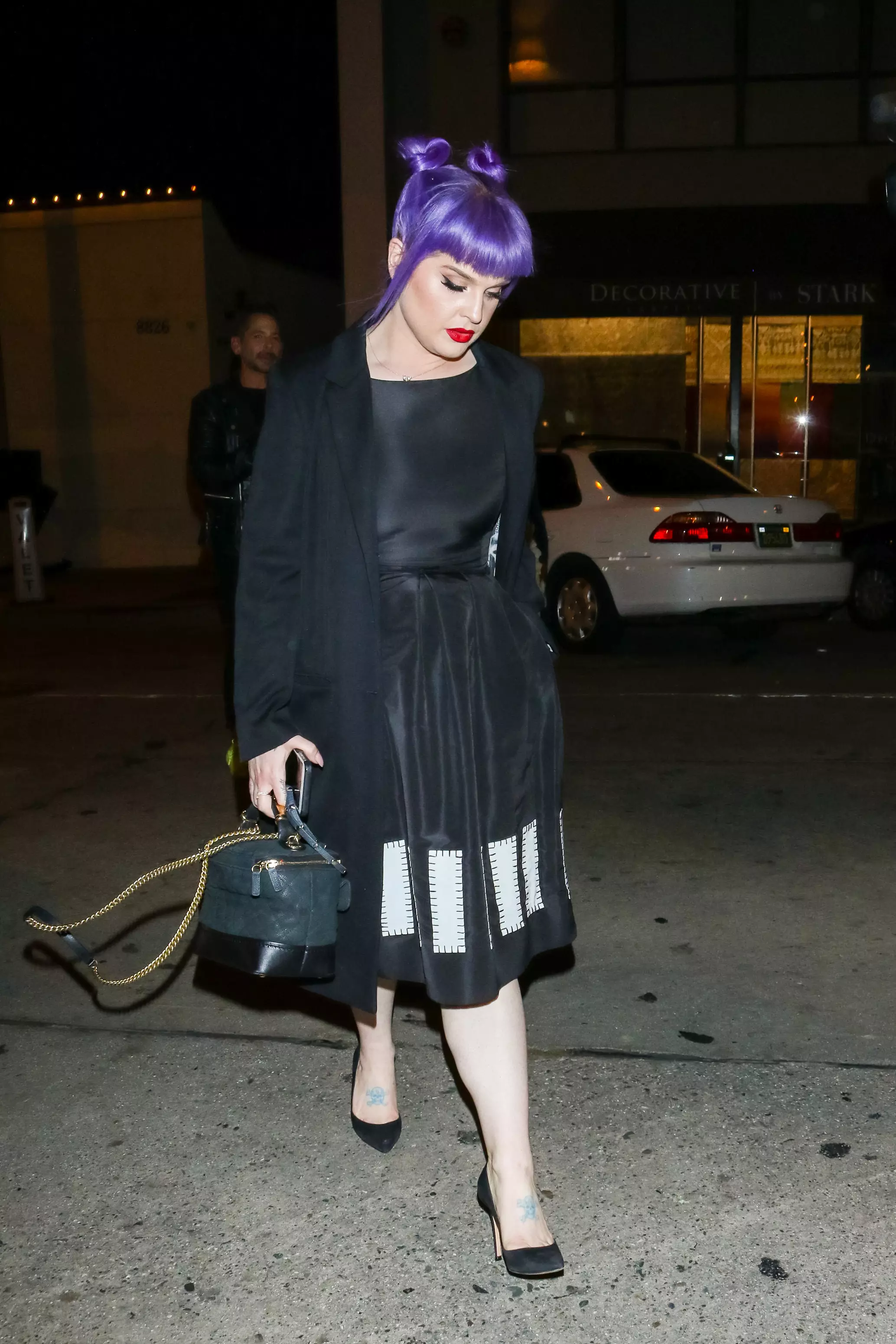 Kelly Osbourne é toda sorrisos enquanto sua amiga janta no local quente de Los Angeles Craig's