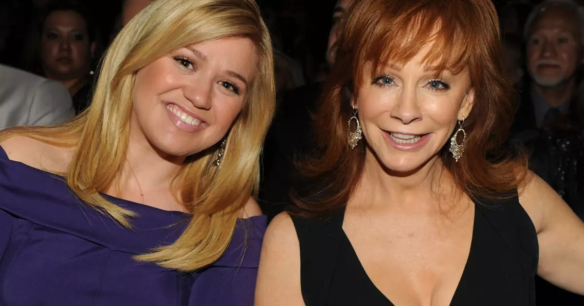 Kelly Clarkson is besibbe oan Reba McEntire - Se is har skoandochter