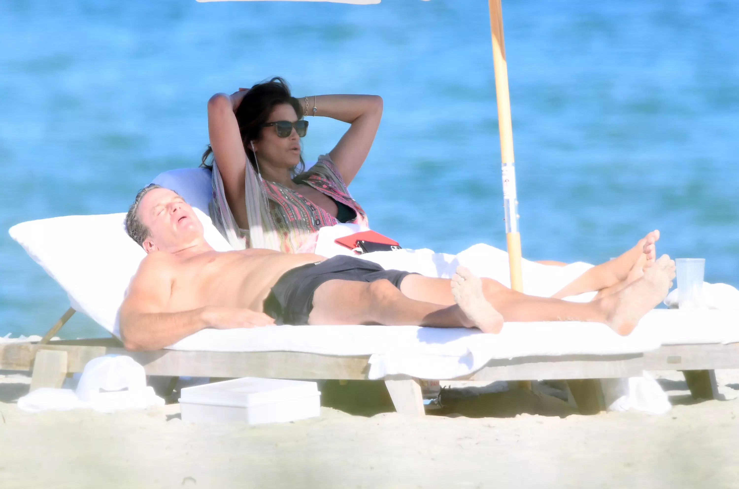 Cindy Crawford y Rande Gerber se ven relajados cuando llegan a la playa el día de Año Nuevo en Miami