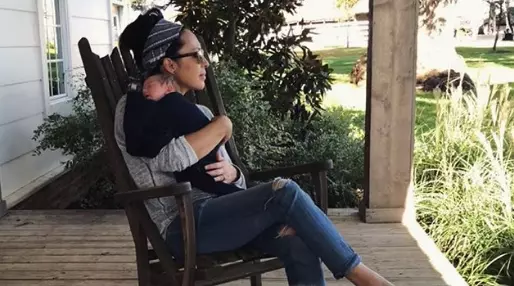 Joanna Gaines Wêneyên Son Crew ku ji bo pasaporta xwe dikene parve dike