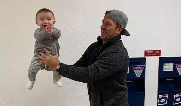 Baby Boy Crew Chip Gaines og Joanna Gaines eru farin að ganga