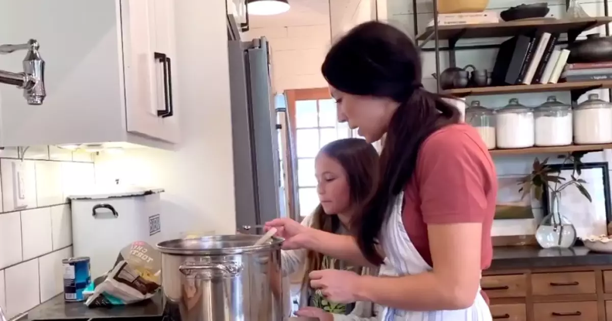 Joanna Gaines ati Ọmọbinrin Emmie Cook Papọ ni Fidio Rare