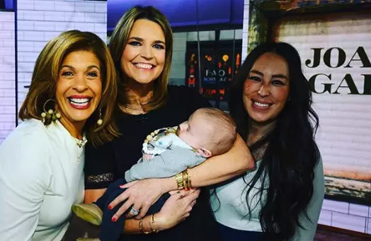 Savannah Guthrie en Hoda Kotb het Chip Gaines en Joanna Gaines se nuwe baba op 'Vandag' ontmoet