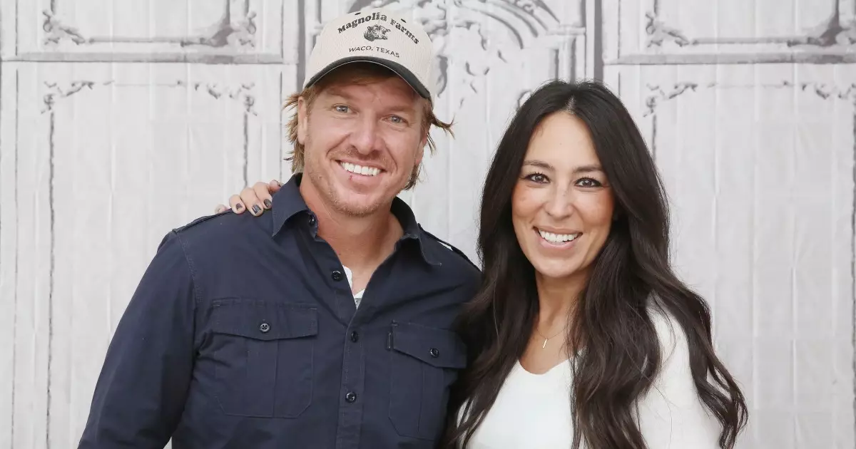 Chip le Joanna Gaines ba ntse ba 'Natefeloa joalo ka Banyalani' le bana ba 5 (EXCLUSIVE)