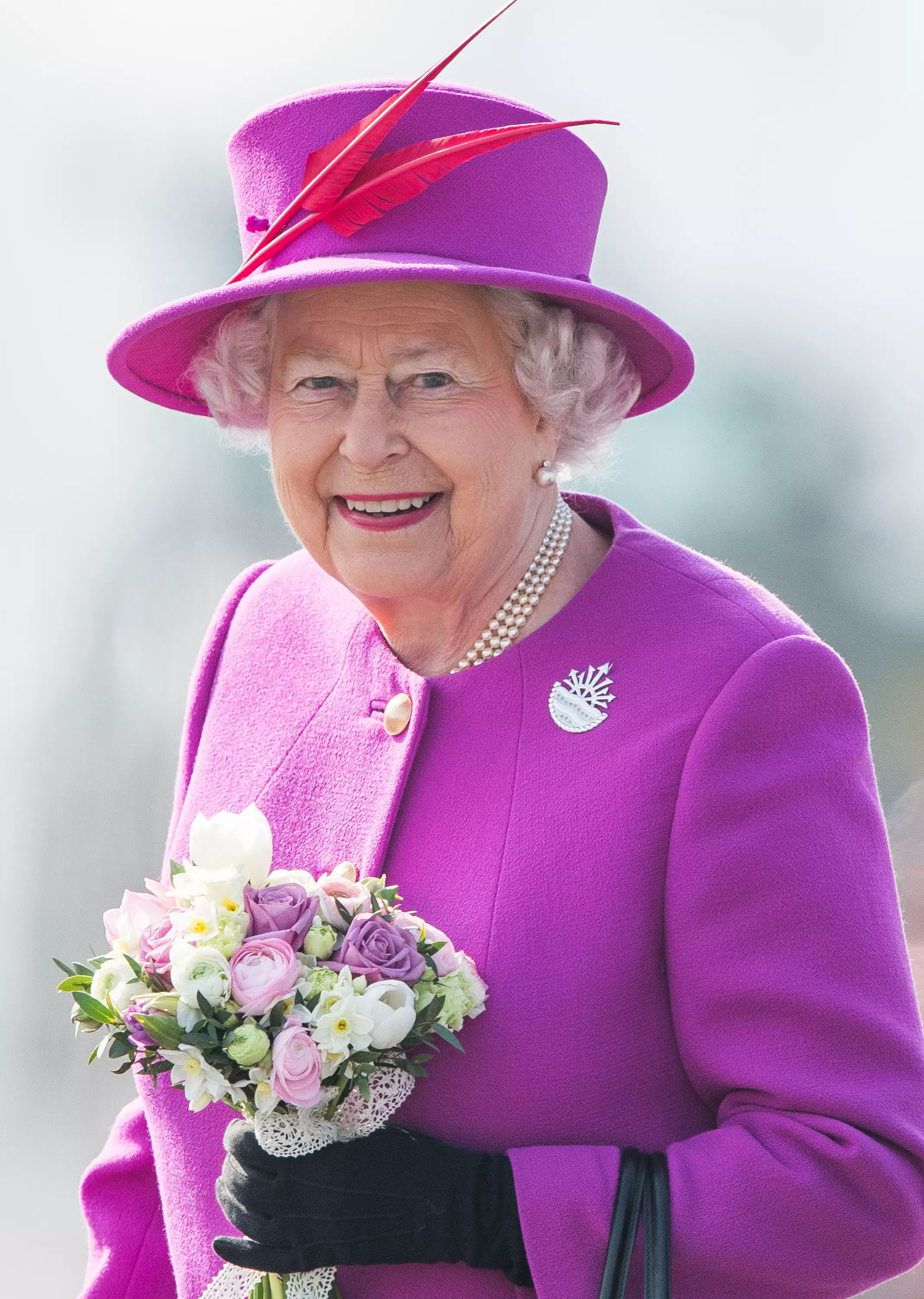 queen-elizabeth-magenta-outfit