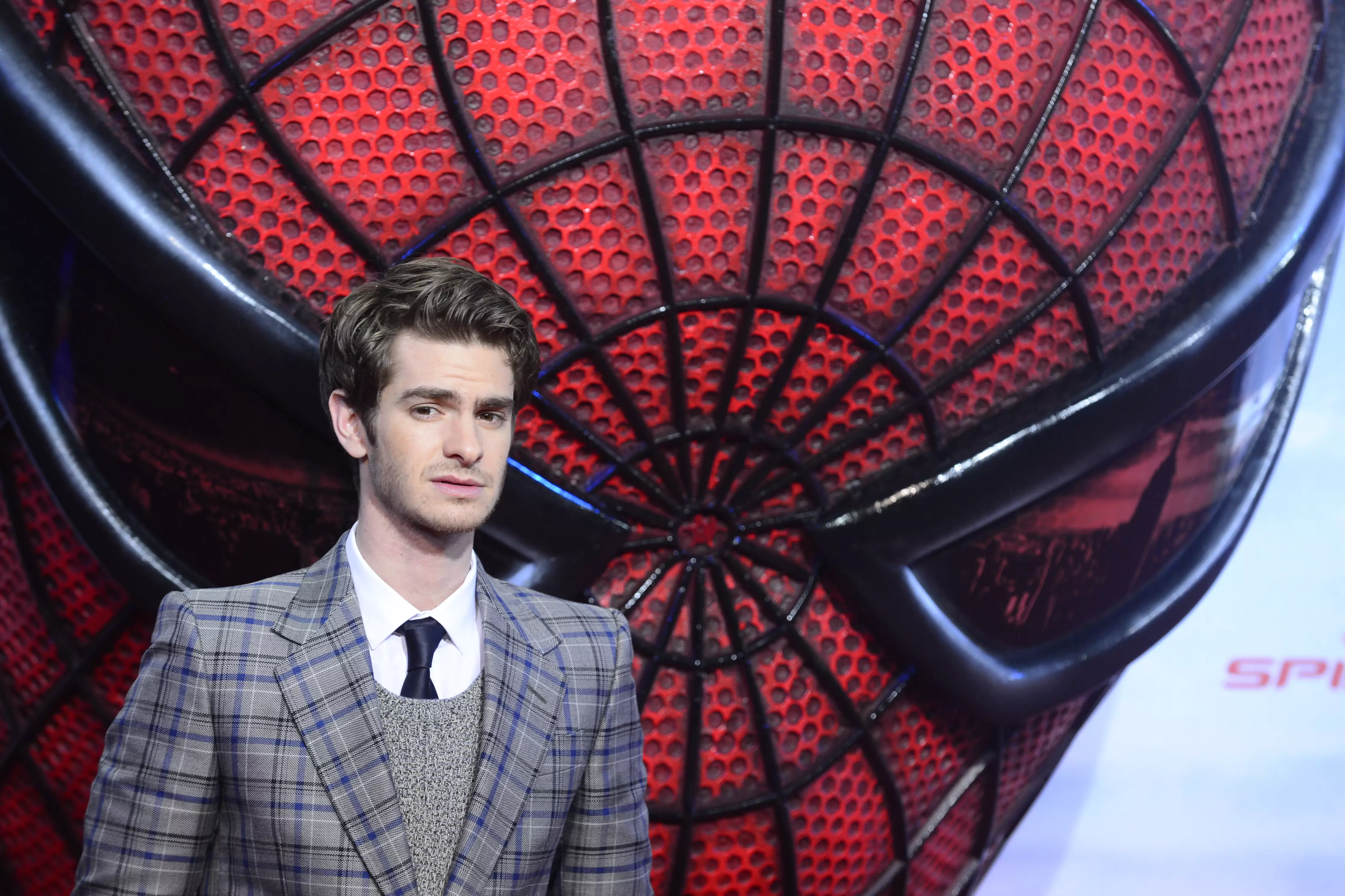 Yr actor o'r UD Andrew Garfield yn ystumio yn ystod a