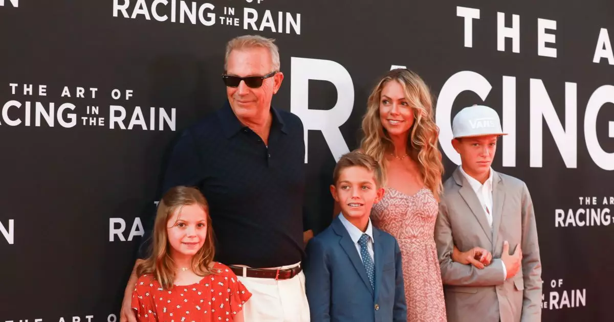 Anak-anak Kevin Costner Belum 'Siap' Menonton Semua Filmnya