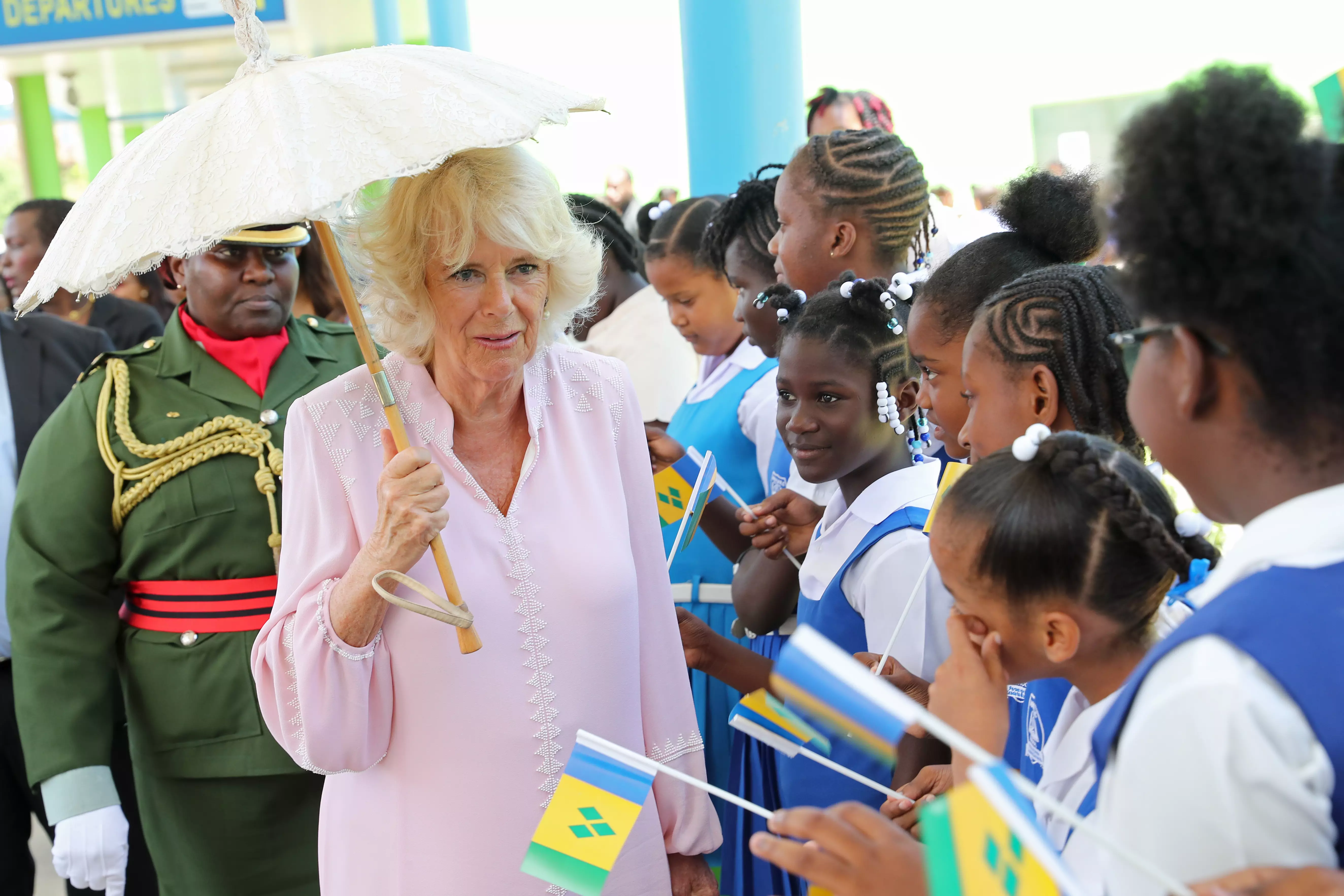 Ang Prince of Wales at Duchess of Cornwall ay bumisita sa St. Vincent at ang Grenadines