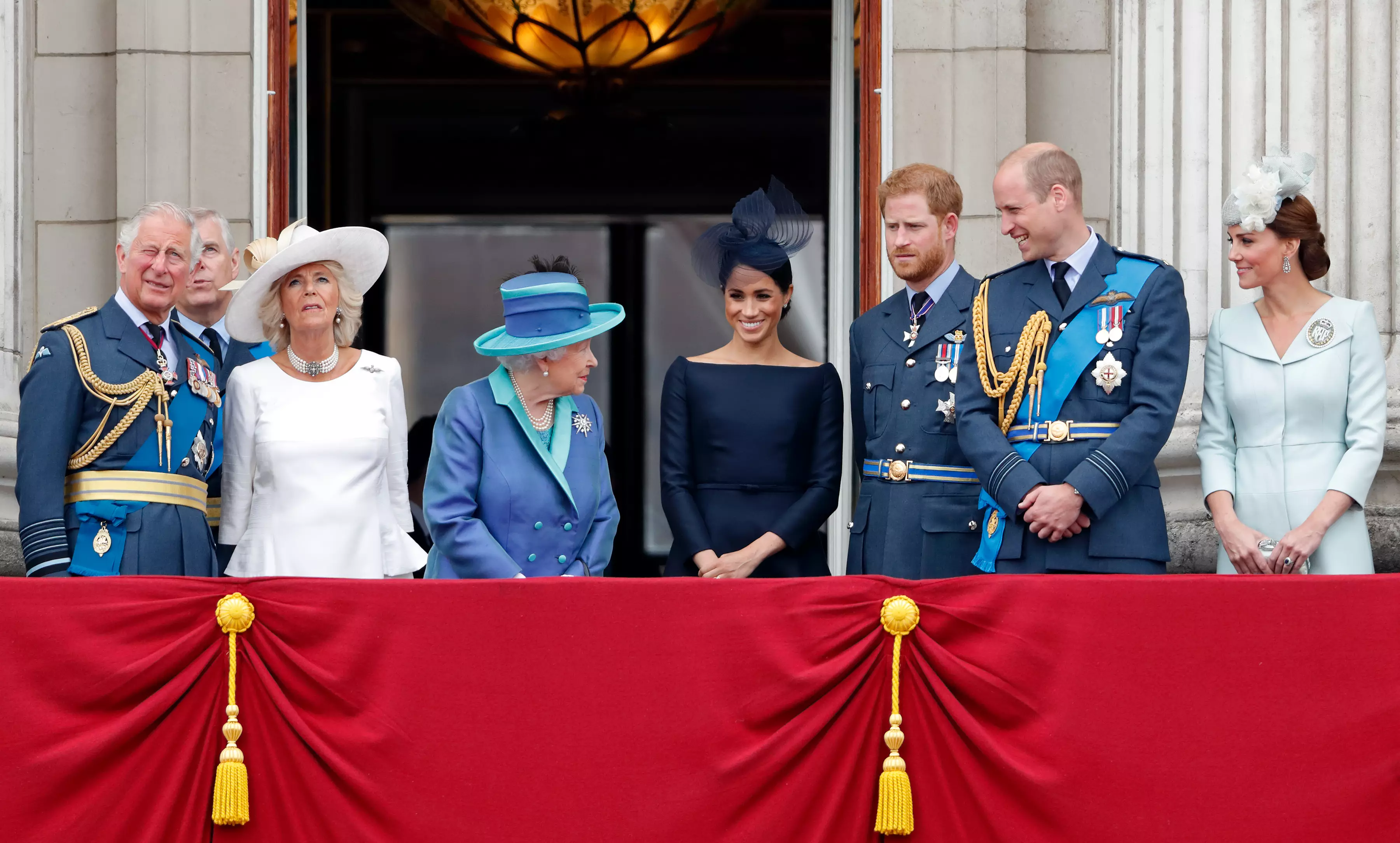 queen elizabeth with kate middleton le