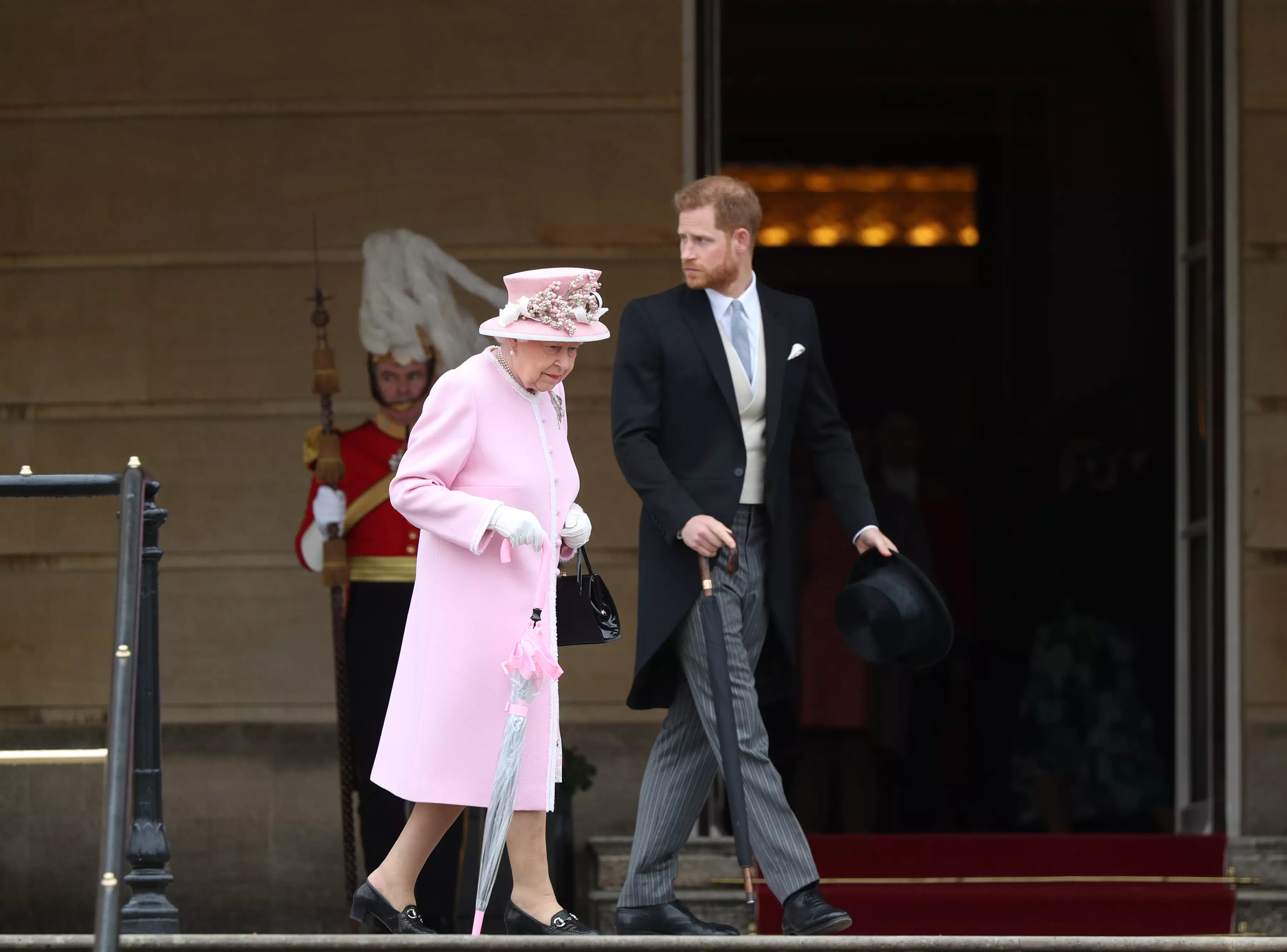 dronning-elizabeth-prins-harry-megxi