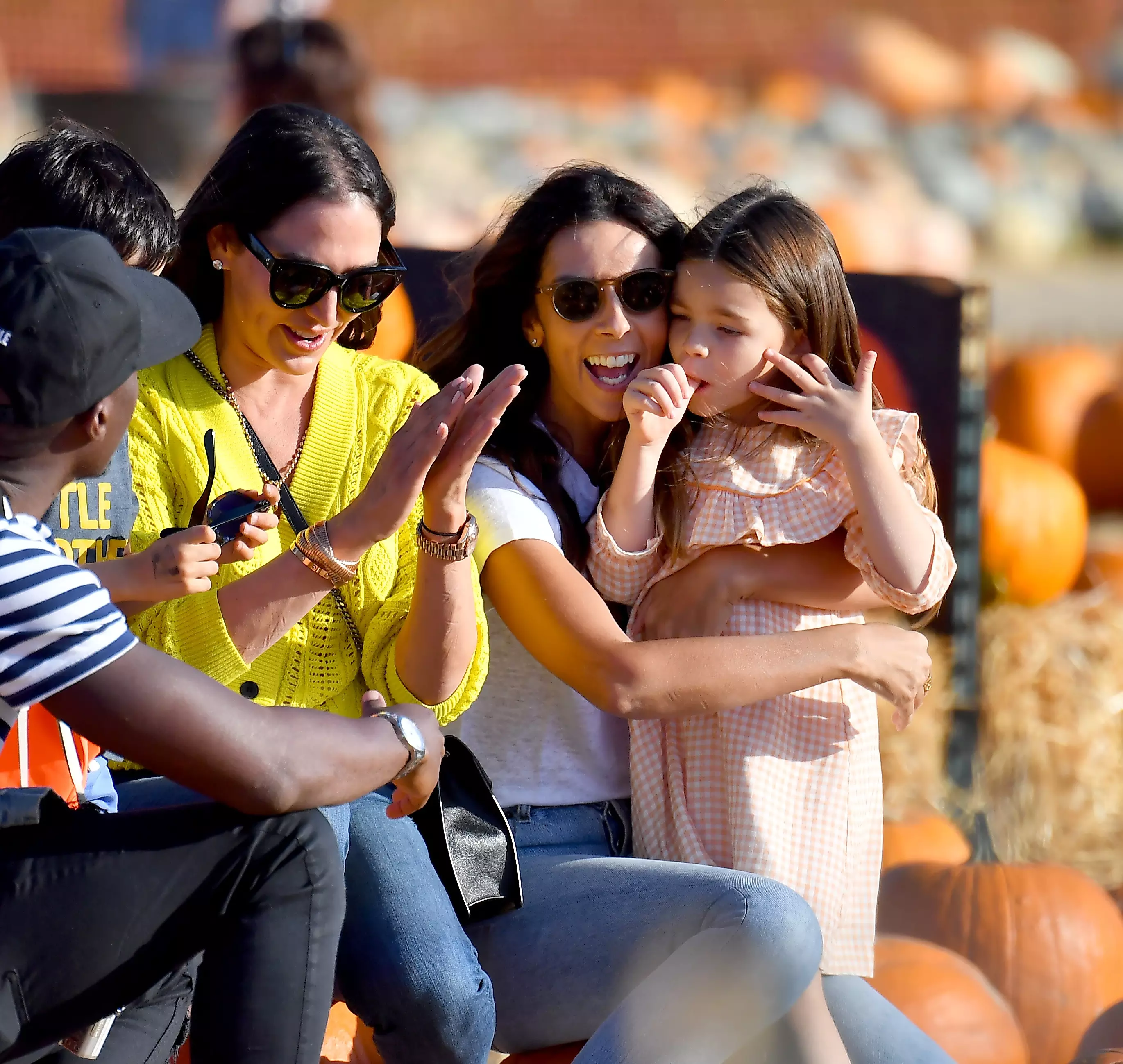 Lauren Silverman, pacar Simon Cowell dan mantannya Terri Seymour menikmati hari di kebun labu bersama anak-anak mereka