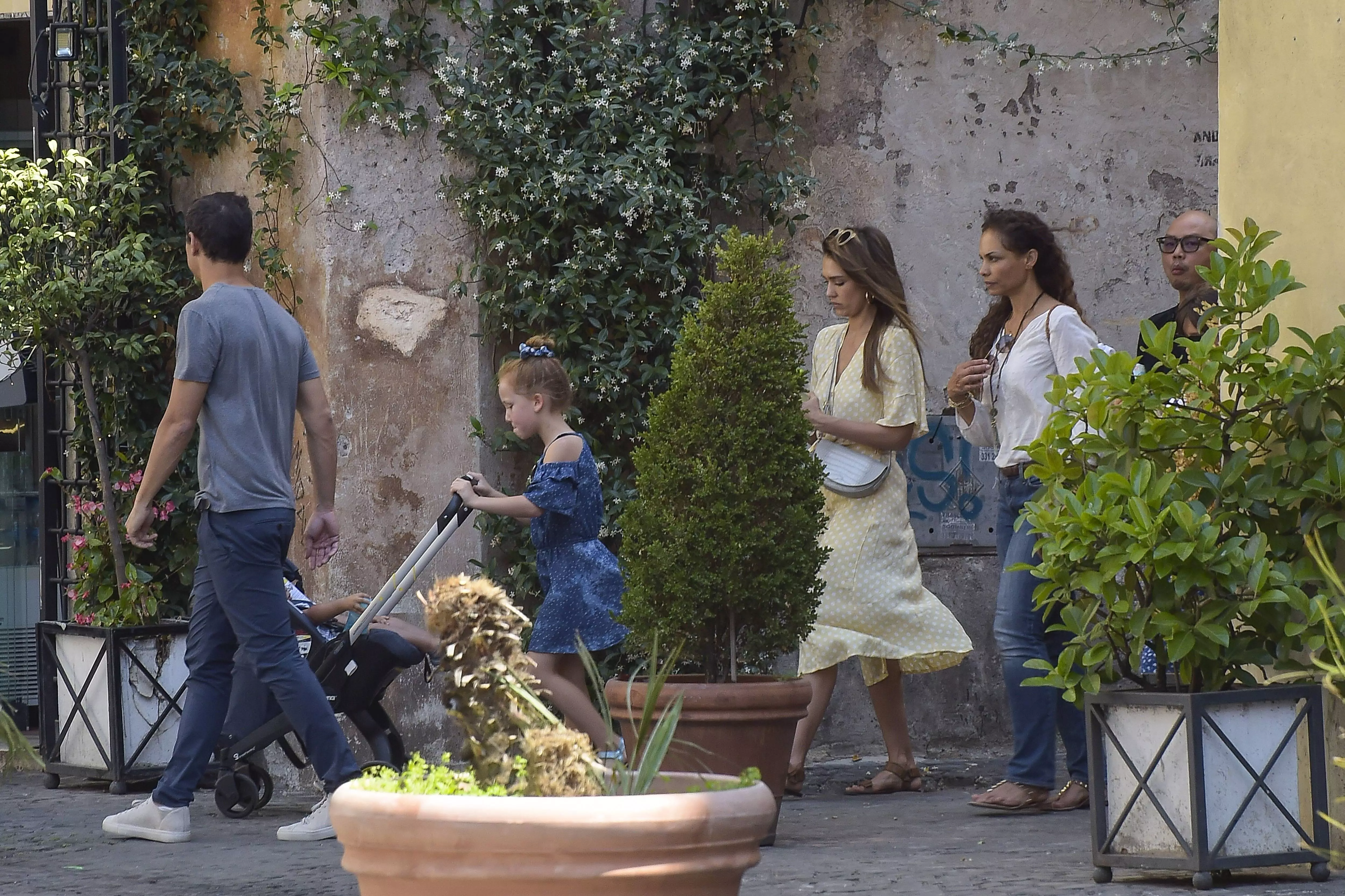 jessica-alba-leaves-Pierluigi-Restaurant-Rome-with-chids-haven-honor-hayes