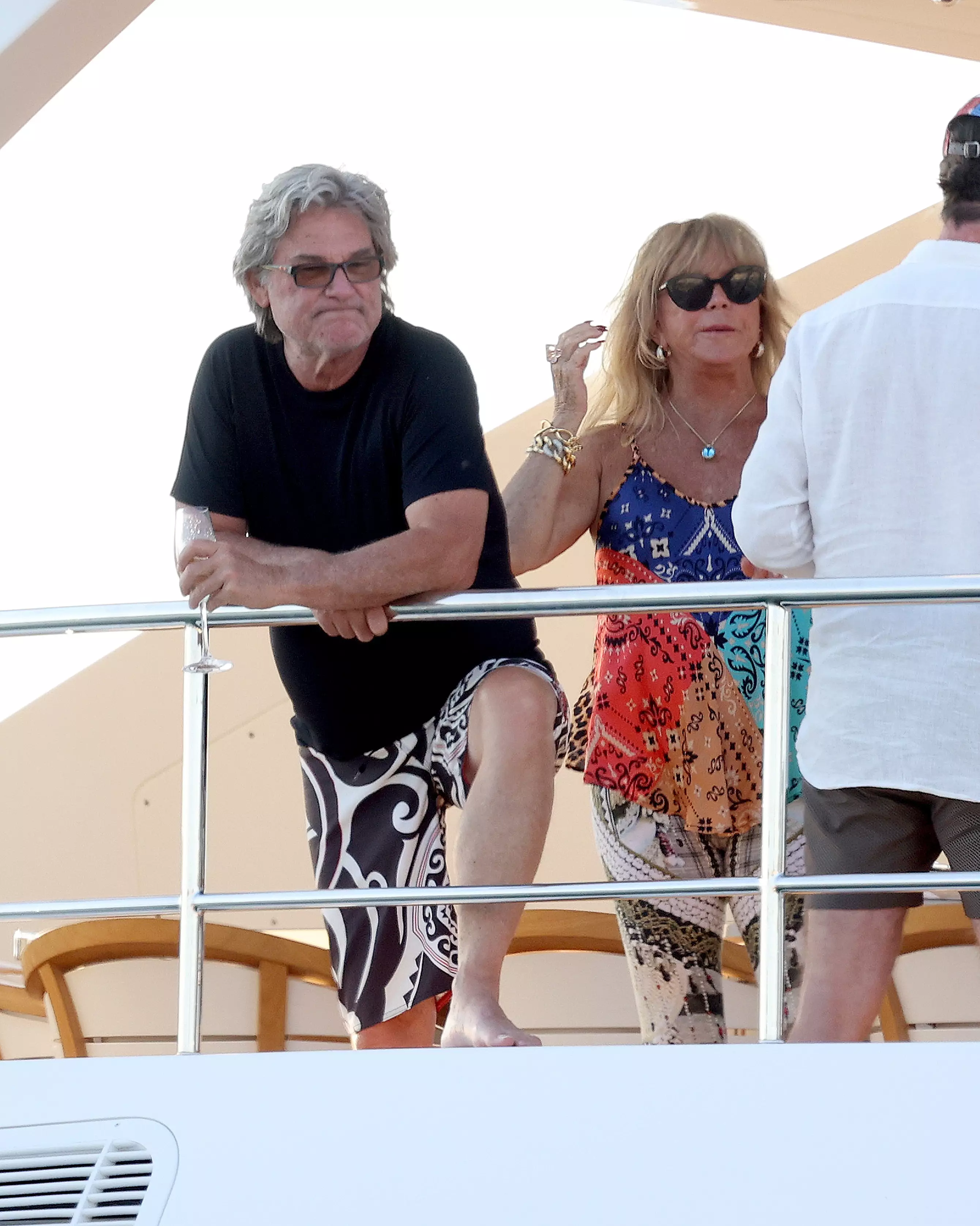 kurt-russell-kisses-goldie-hawn-on-frankrijk-vakantiefoto's