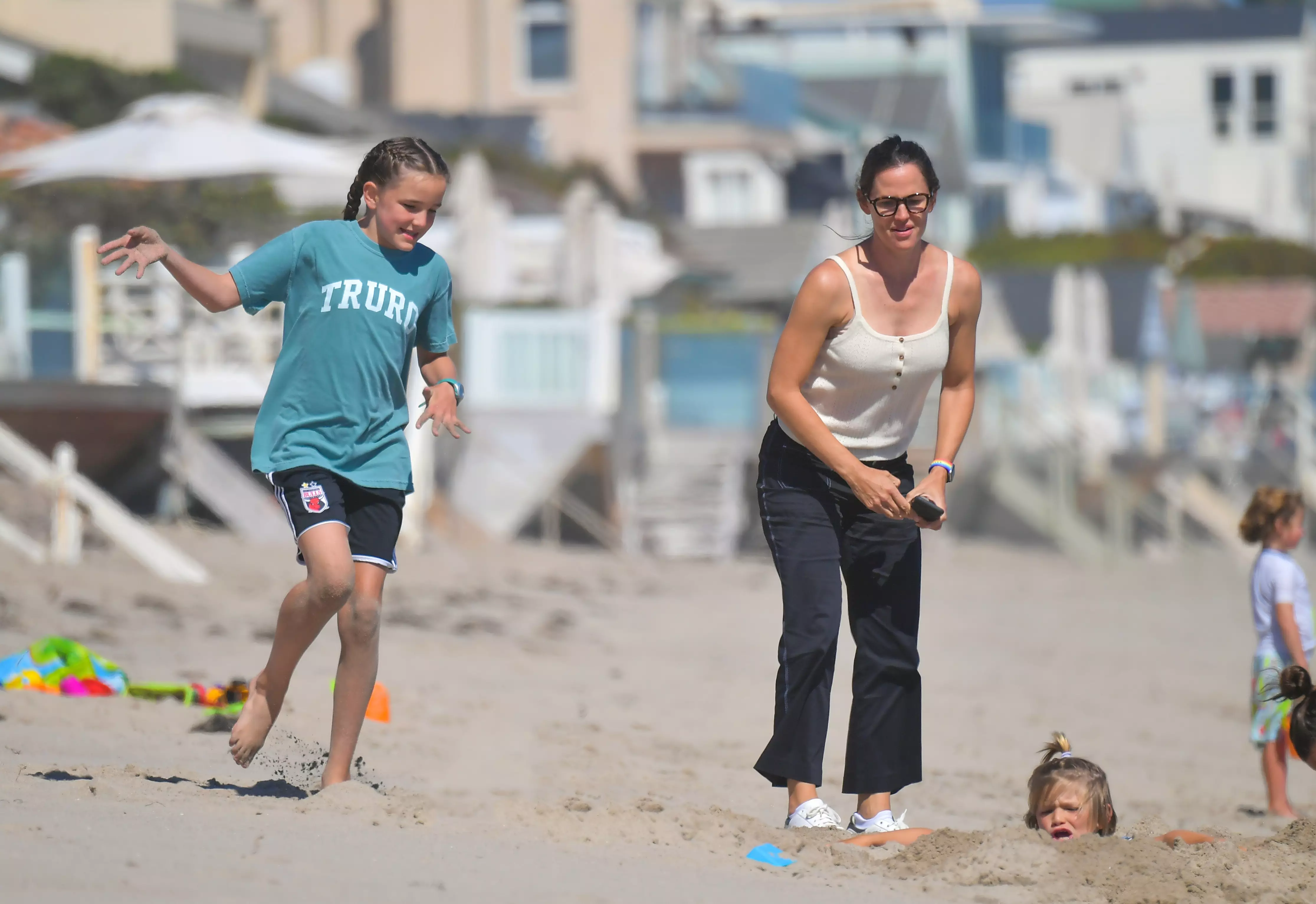 jennifer-garner-mankafy-fianakaviana-beach-outing-miaraka-ny-3-ankizy-sary