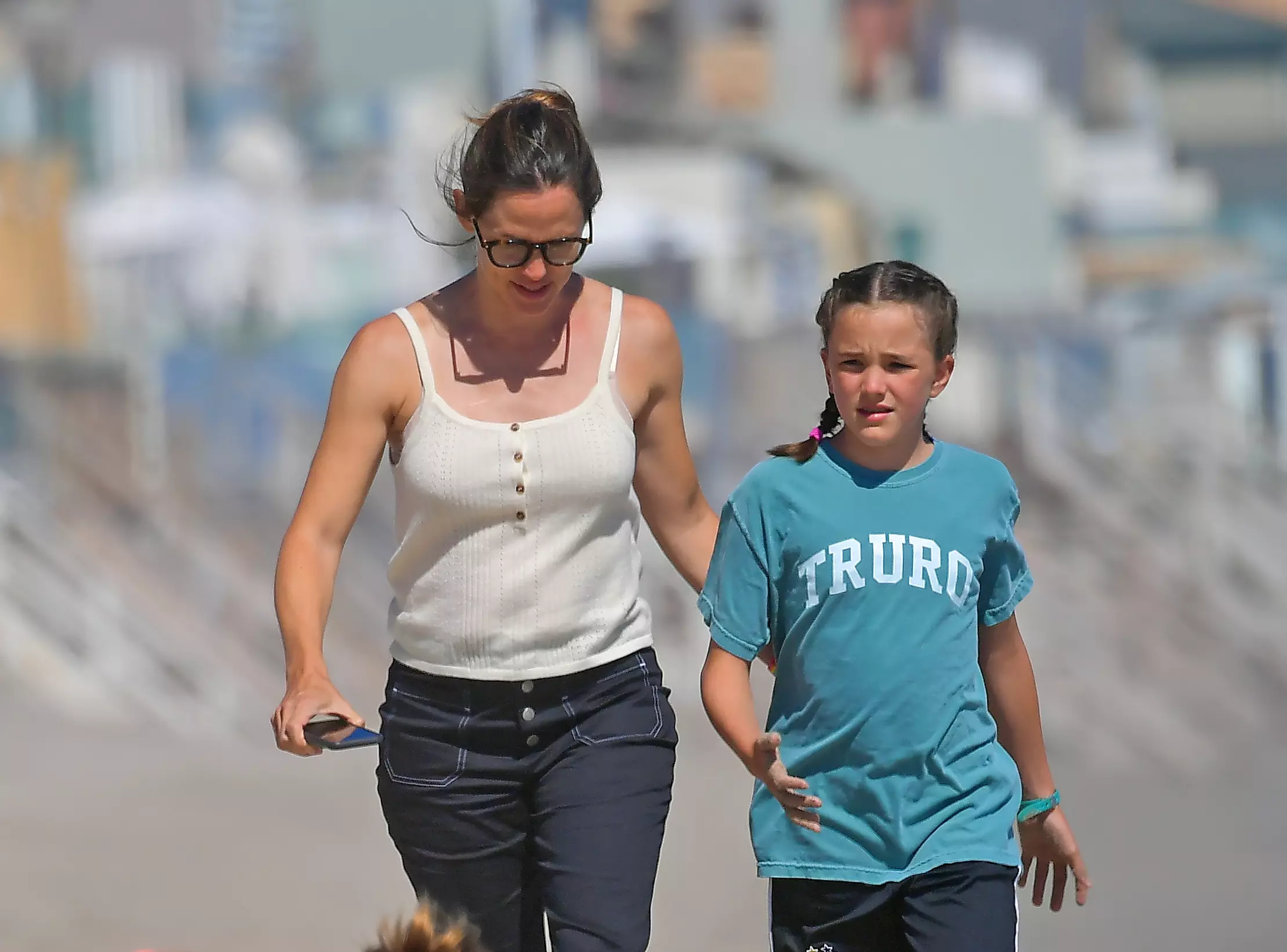 Jennifer-Garner 3 nafar farzandi bilan oilaviy plyajda sayr qilmoqda