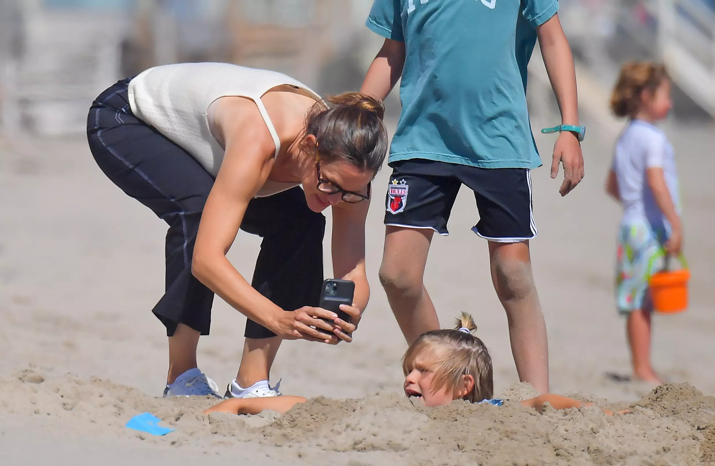 jennifer-garner-nikmat-kulawarga-beach-outing-jeung-3-anak-poto