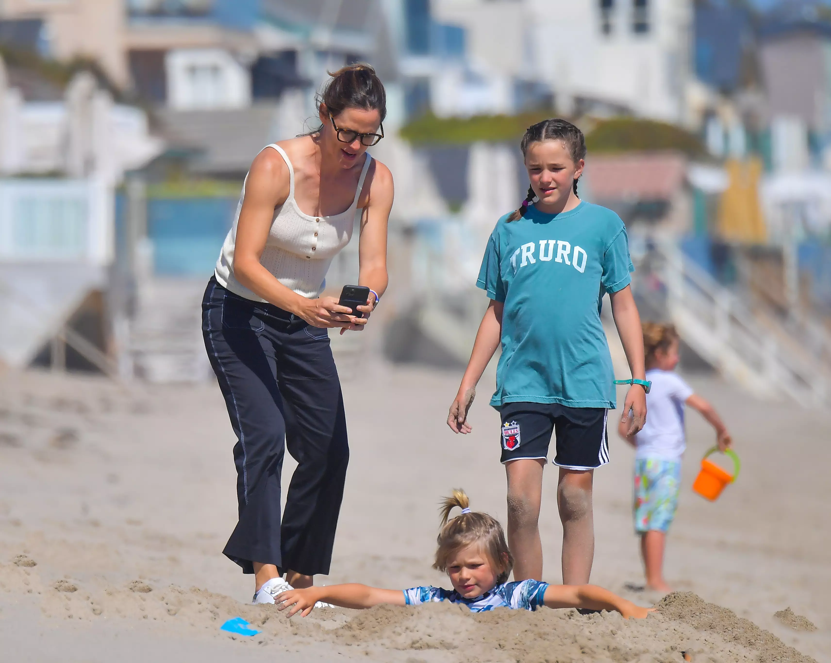 jennifer-garner-mankafy-fianakaviana-beach-outing-miaraka-ny-3-ankizy-sary