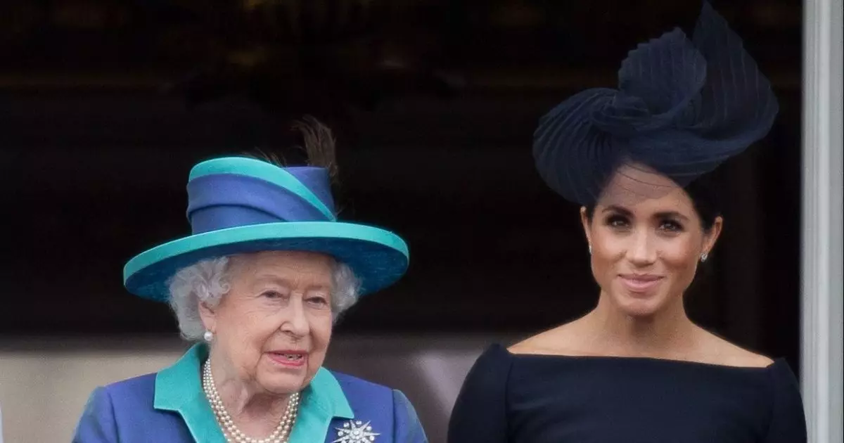 Poj huab tais Elizabeth yog 'Zoo siab heev' Nrog Meghan Markle