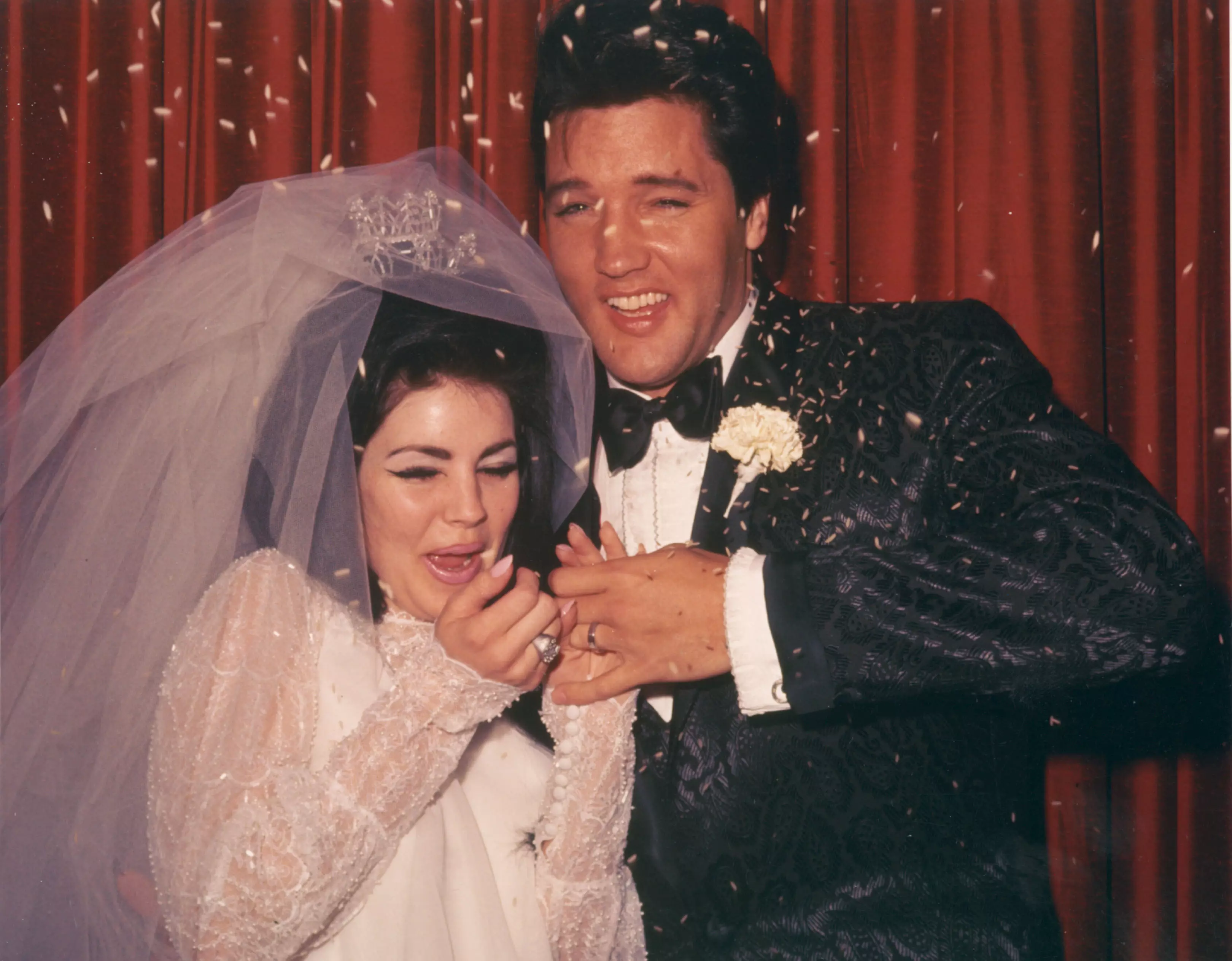 Priscilla Presley thiab Elvis Presley Wedding Photo