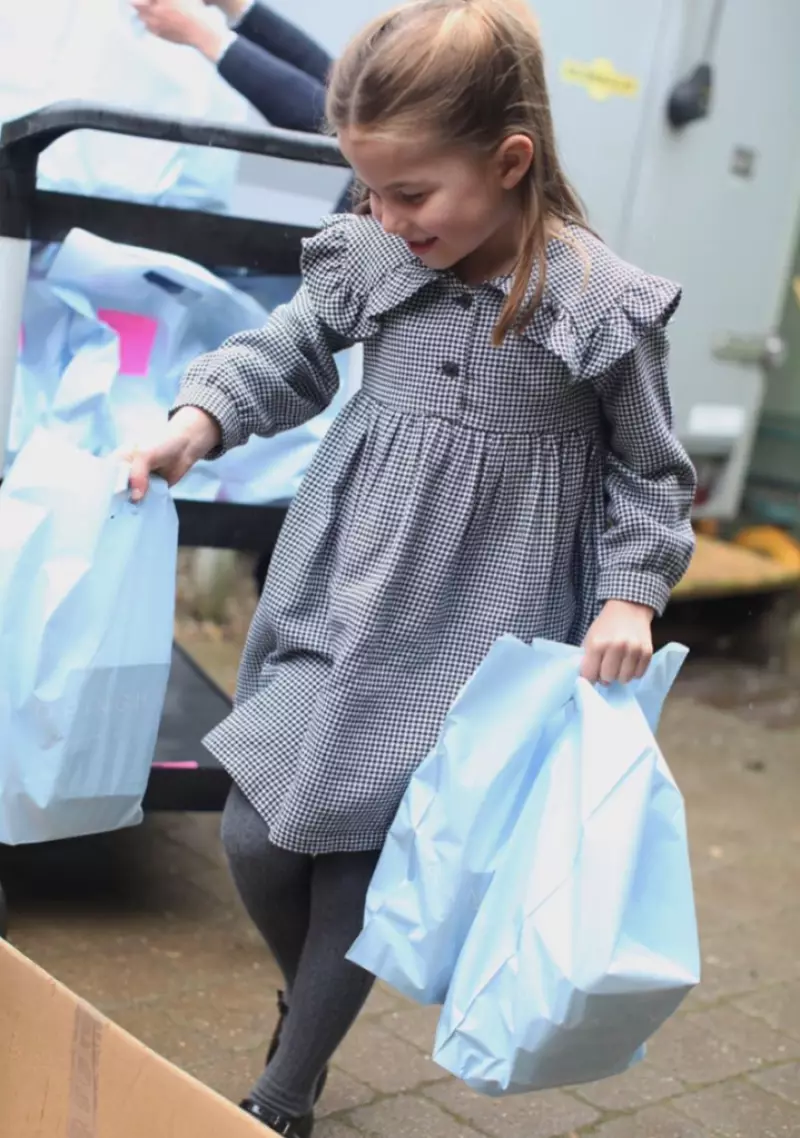 La princesa Charlotte es veu preciosa mentre dona un cop de mà