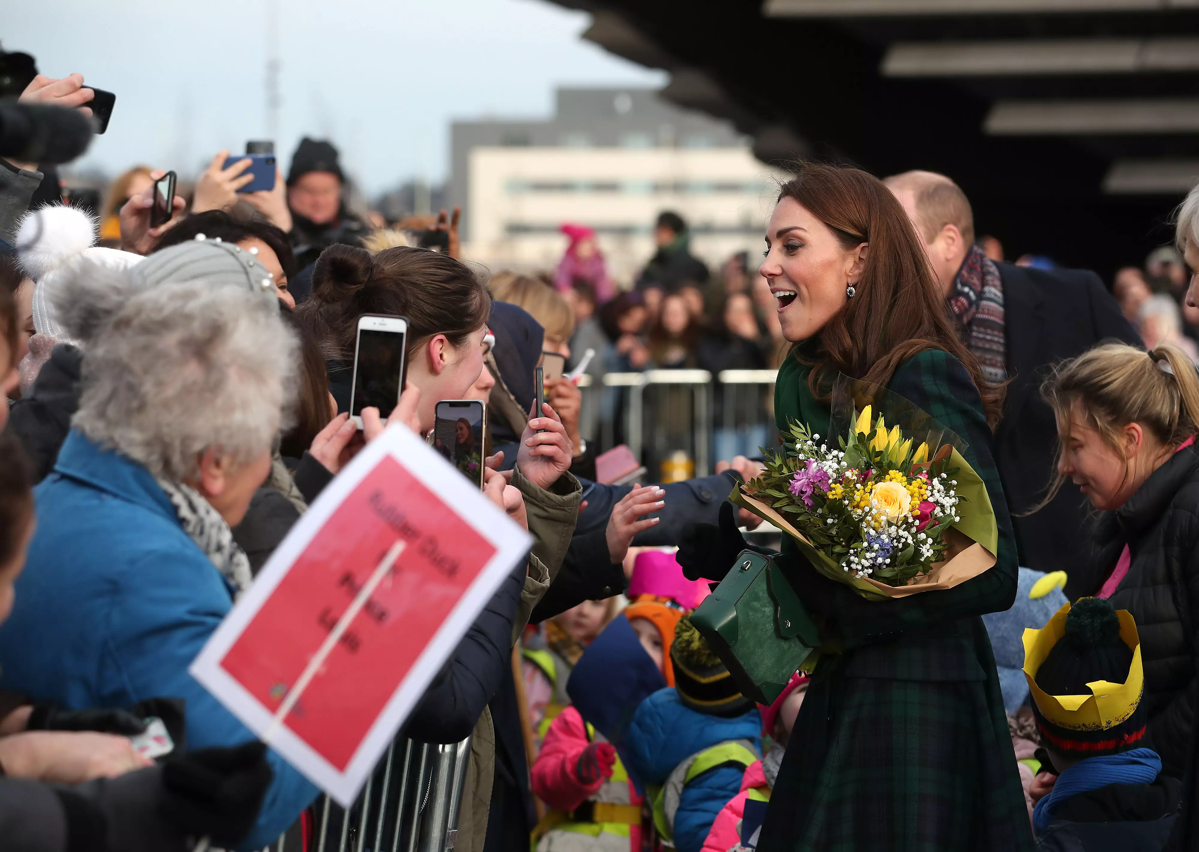 A británica Catherine, duquesa de Cambridge, saúda aos benevolentes