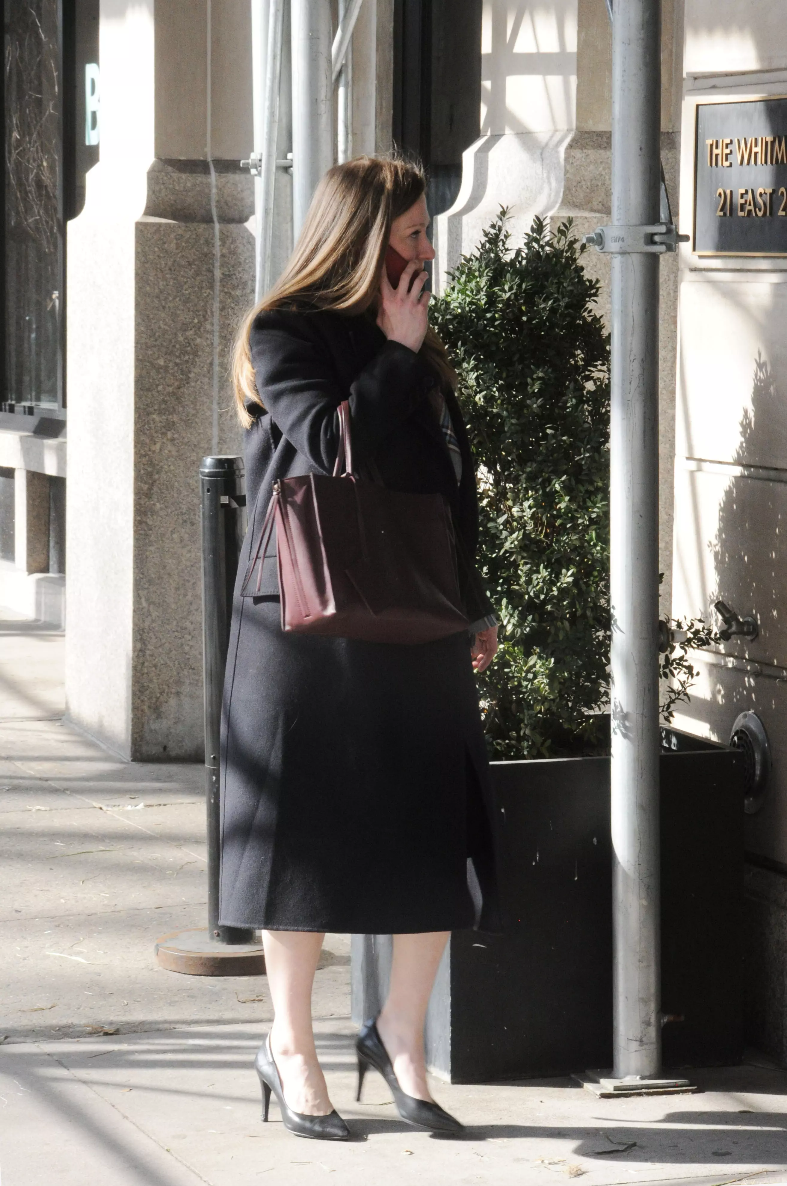 Esperando a mãe Chelsea Clinton chega em seu apartamento em Nova York.