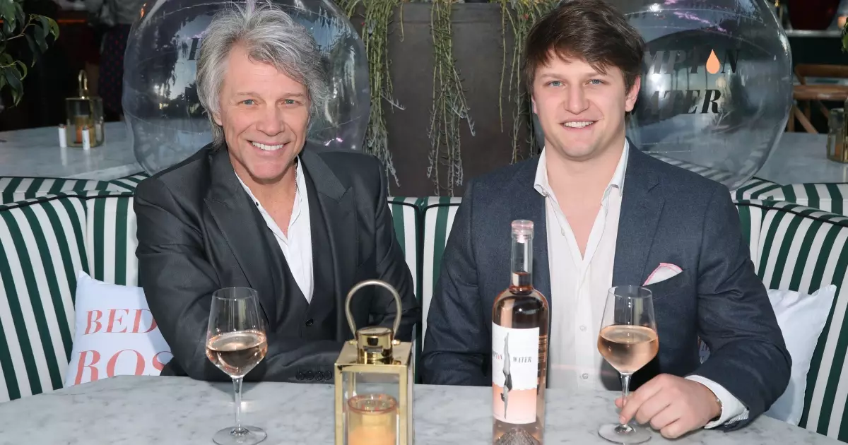 Jon Bon Jovi kaj His Lookalike Son Jesse, 24, Promocias Sian Novan Vinon