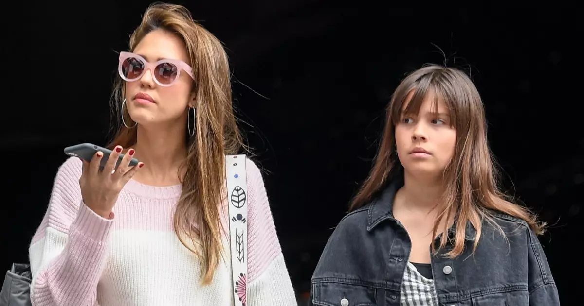 Jessica Alba e a filla Mini-Me Honor van de compras: fotos