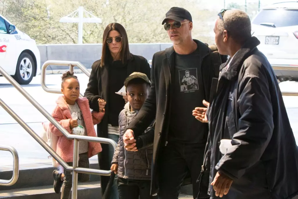 Sandra Bullock, sus hijos Louis y Laila, y su novio Bryan Randall después de las celebraciones de Mardi Gras en Nueva Orleans.