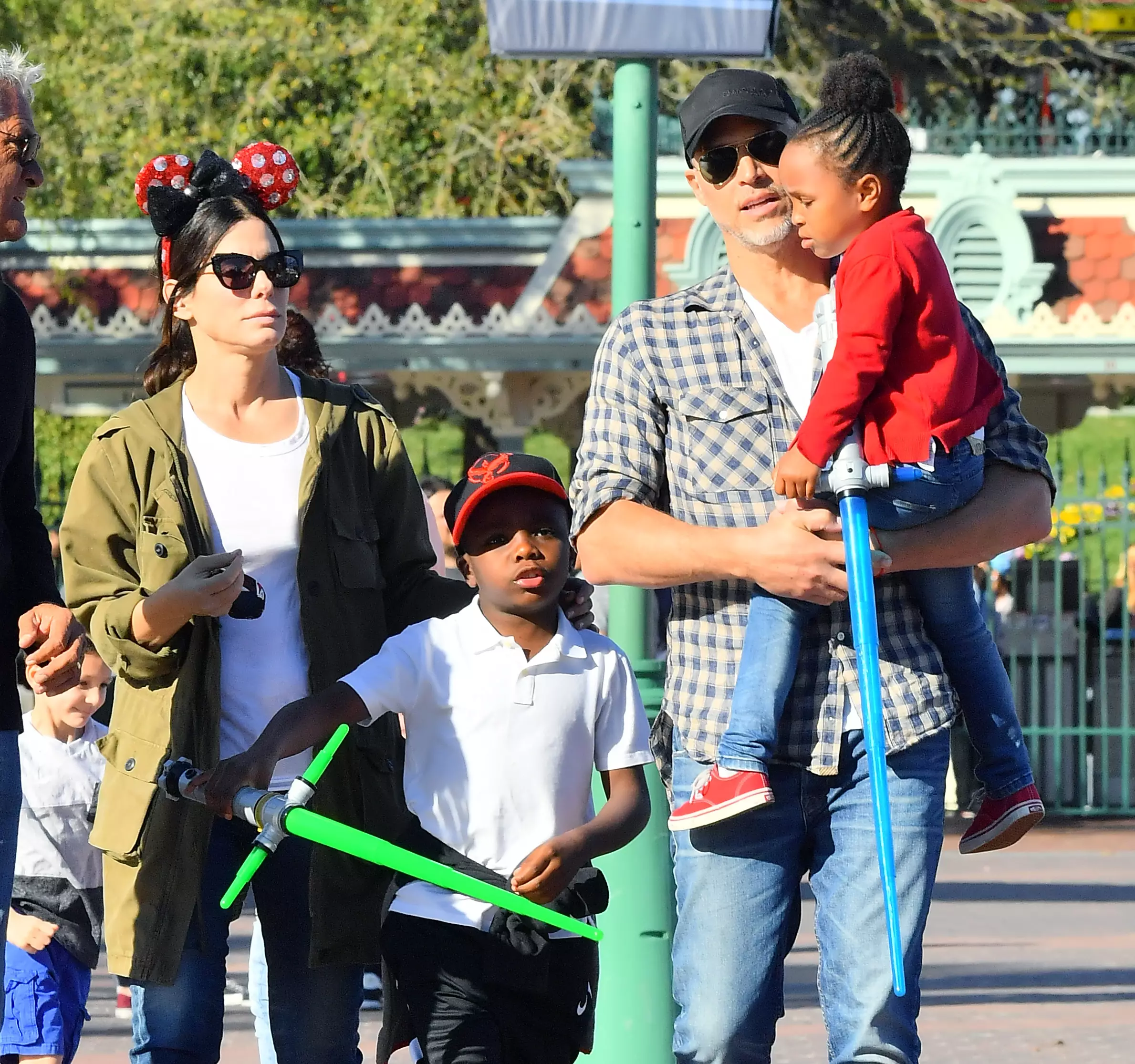 EKSKLUSIF: Sandra Bullock lan pacare Bryan Randall digabung karo Jason Bateman lan kulawargane nalika nginep ing Disneyland