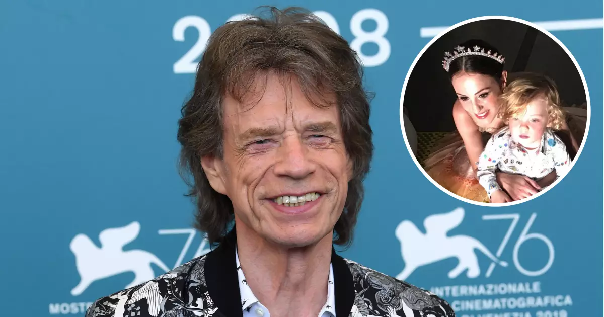 La petite amie de Mick Jagger, Melanie Hamrick, rejoint son fils Deveraux à la piscine