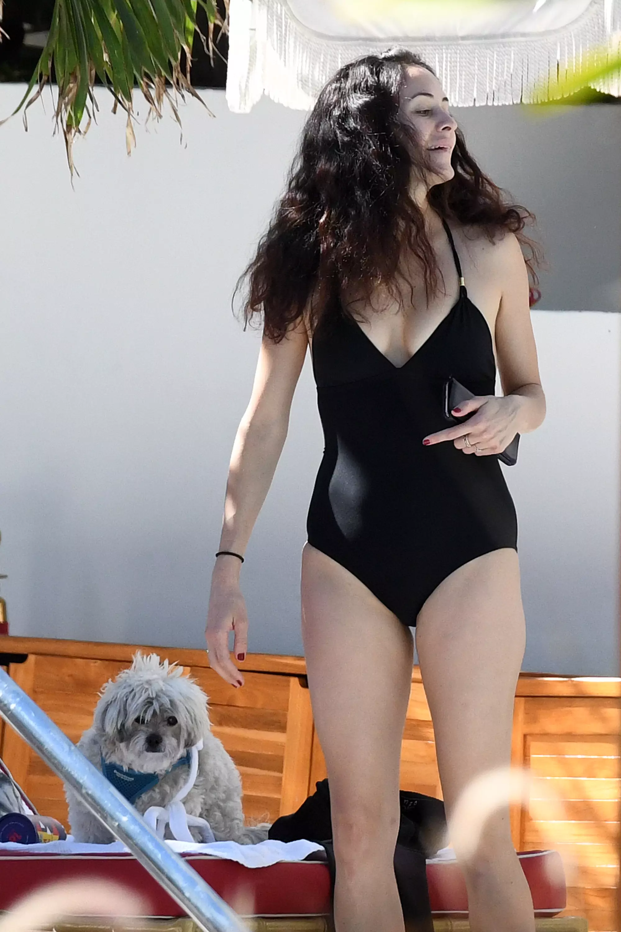 米克·贾格尔的女朋友梅兰妮·哈姆里克和儿子德弗罗一起度过了一个有趣的泳池日——看照片
