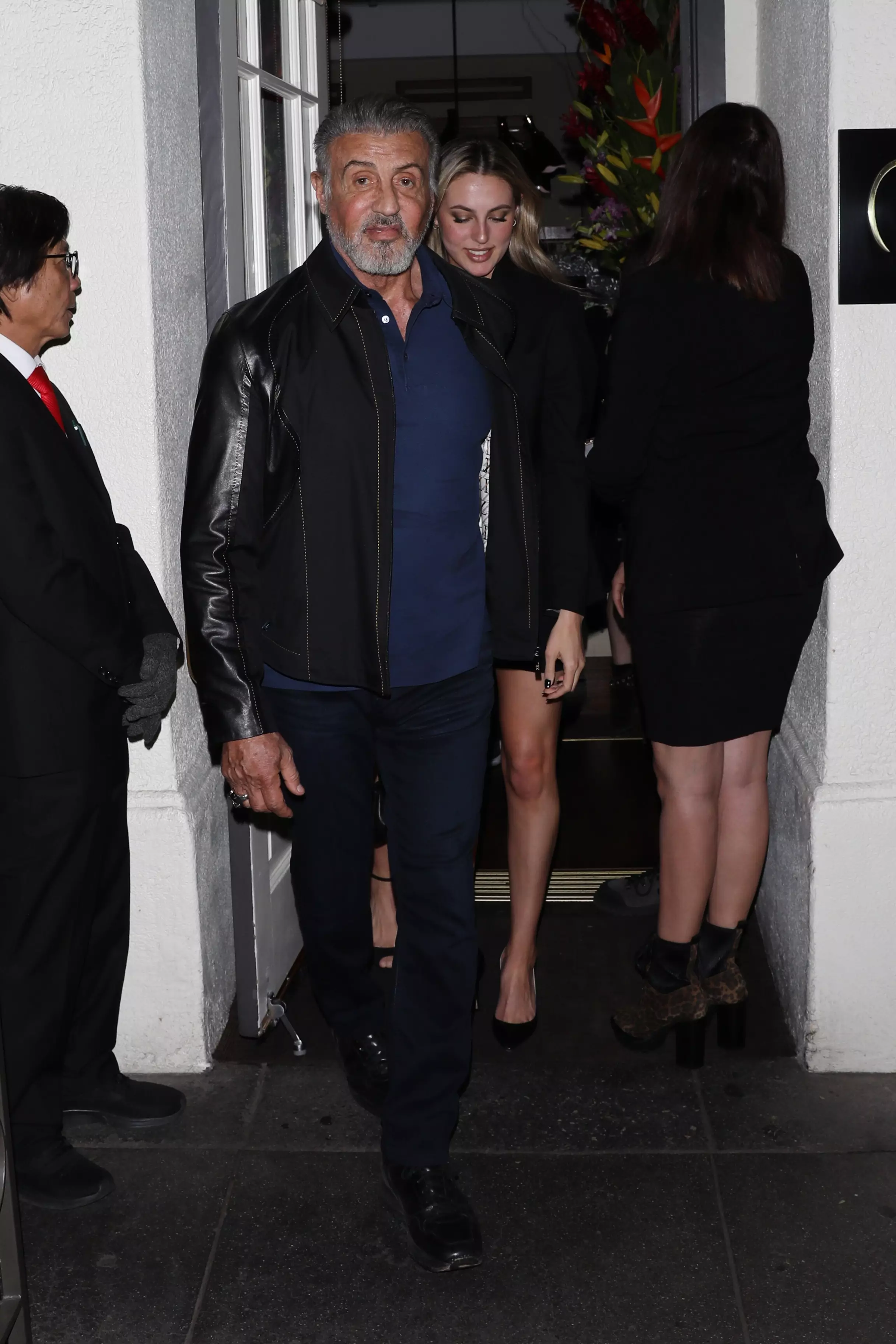 EXCLUSIVO: Sylvester Stallone janta com a esposa Jennifer e duas filhas Sophia e Sistine no restaurante Madeo