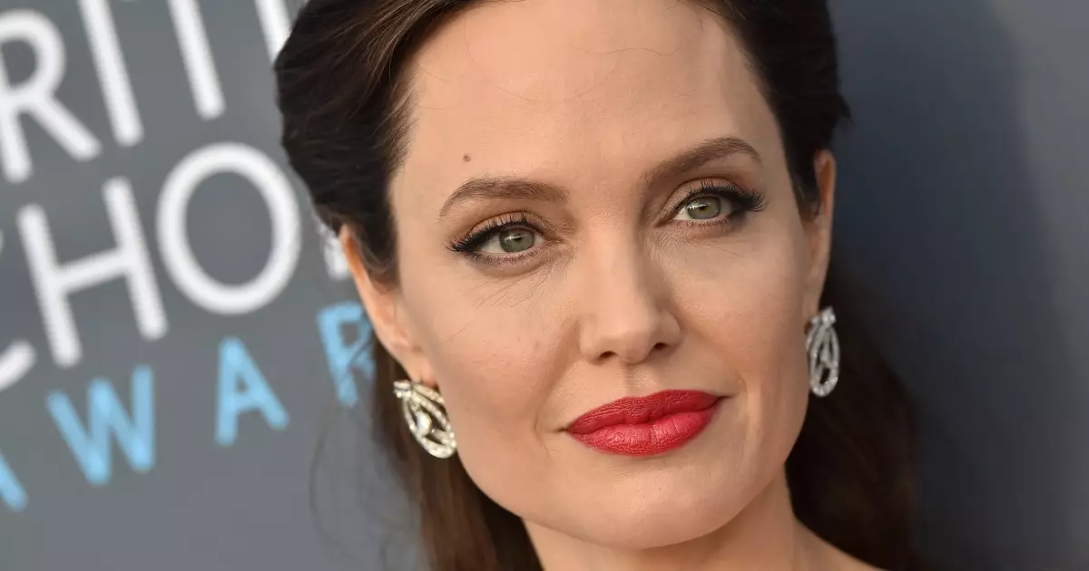 Angelina Jolie luce incrible no póster de "Maléfica: amante do mal".