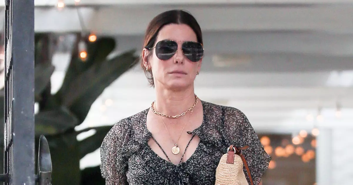 Si Sandra Bullock Naghimo Talagsa nga Solo nga Panagway ug Nag-una sa Hair Salon