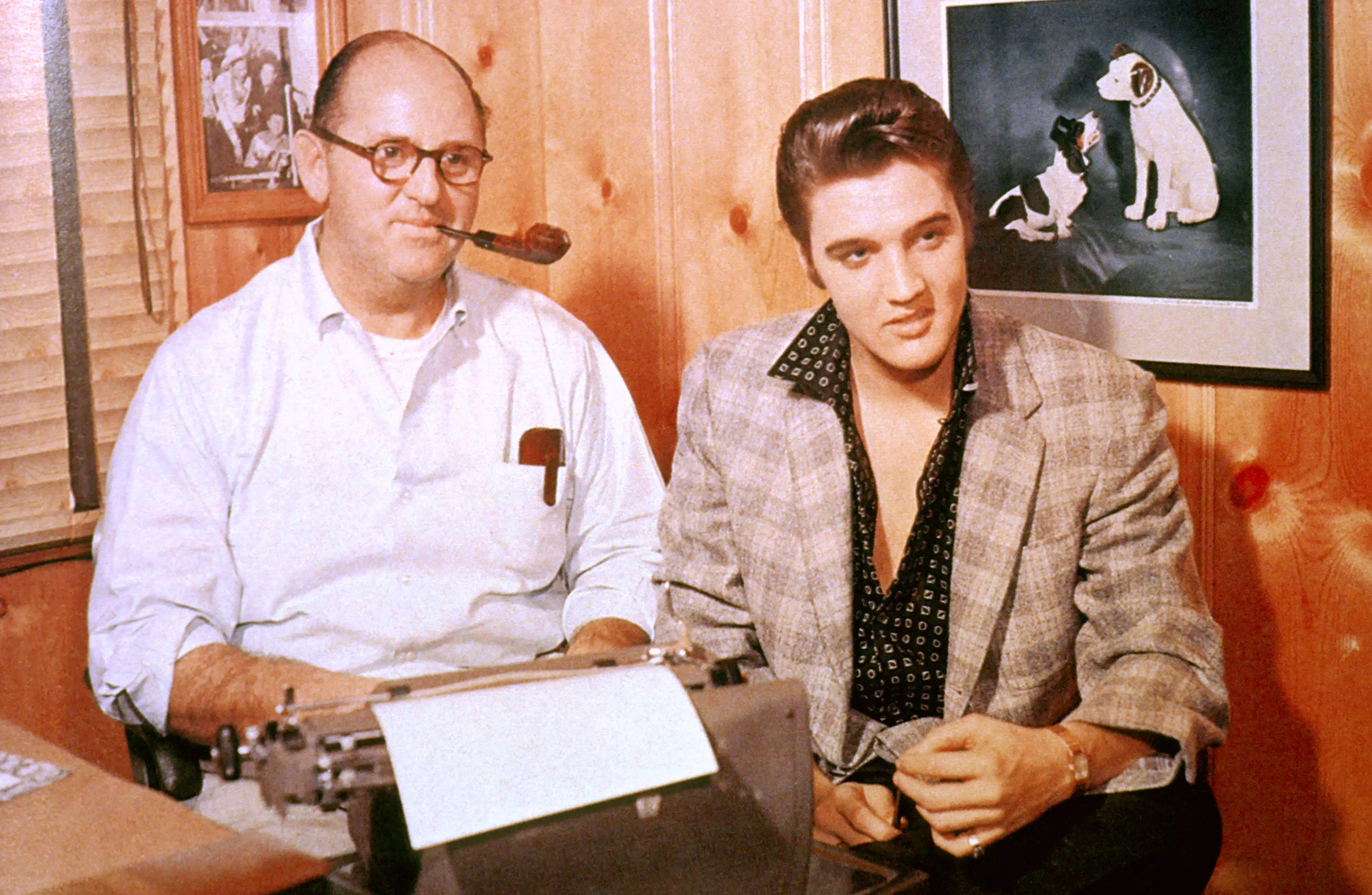 Foto Kolonel Tom PARKER dan Elvis PRESLEY