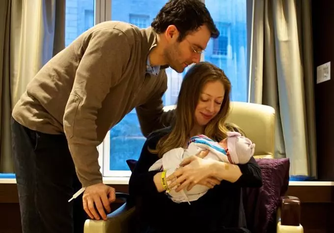 Chelsea Clinton gutst over het moederschap met baby Charlotte! - Wekelijks dichterbij