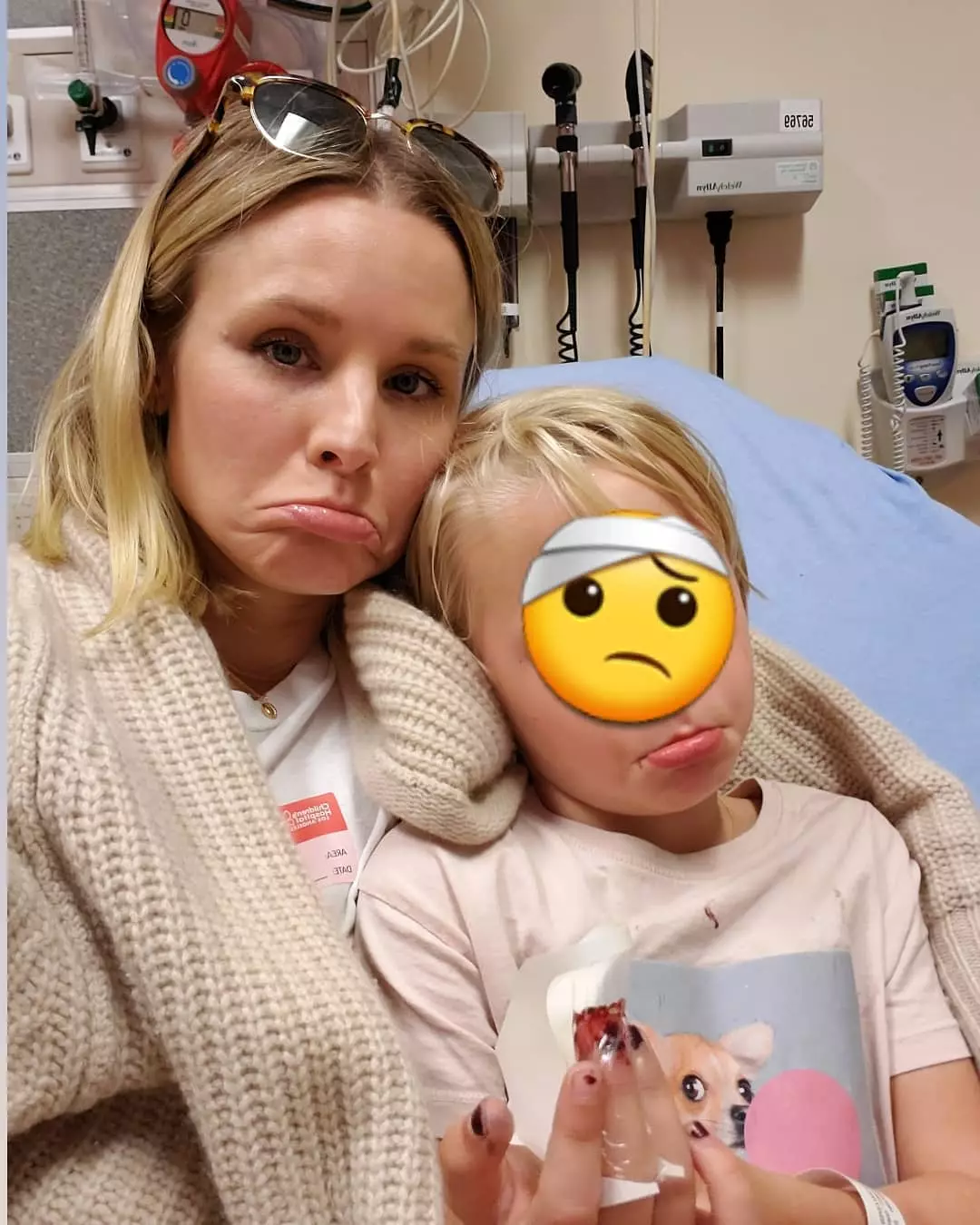 Kristen Bell smellir af Selfie með dóttur á bráðamóttöku